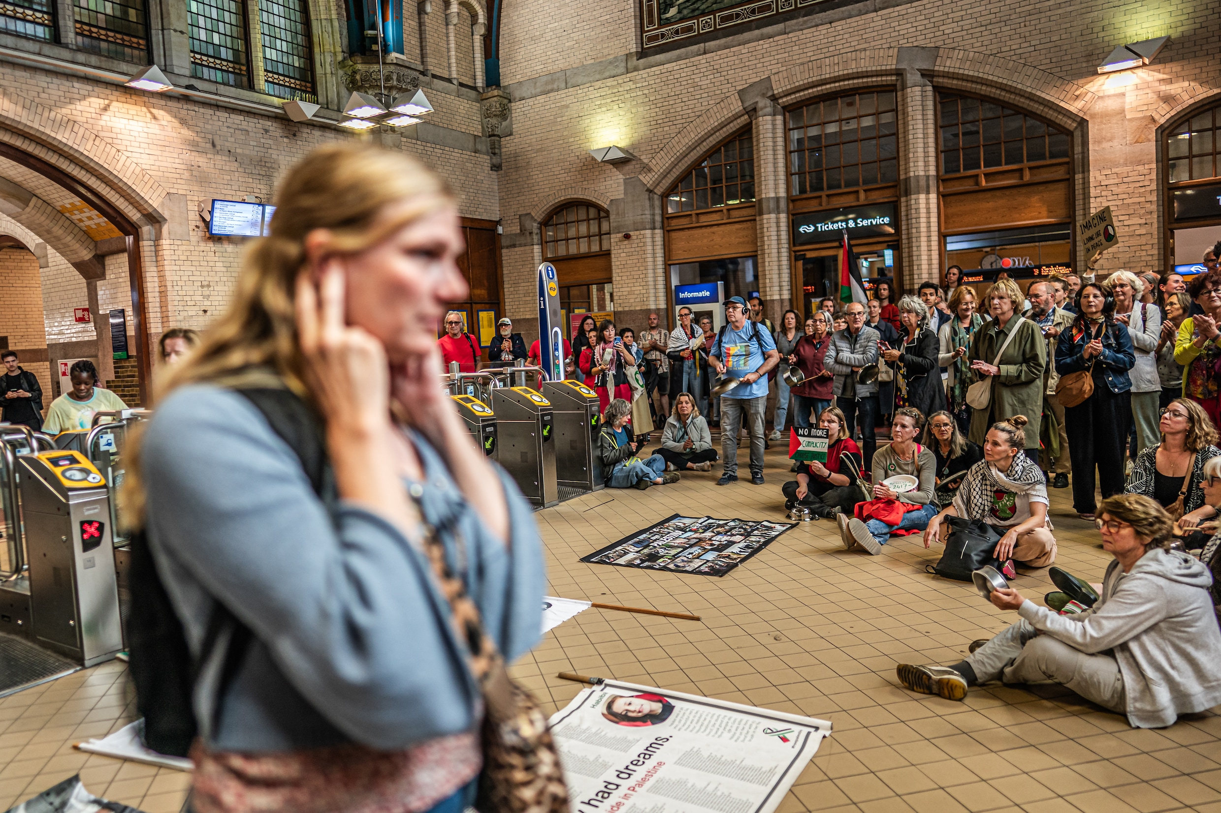 Met oorverdovende herrie protesteert Haarlem tegen de hongersnood in ...