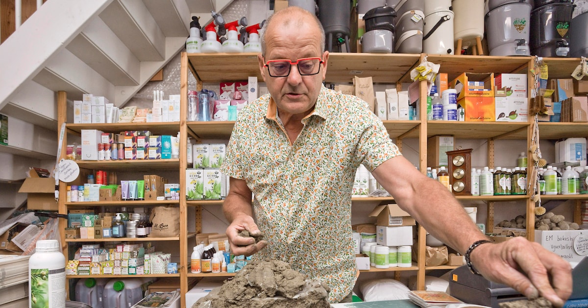 Sjaak Willemstein (60) gooit vrijdag 560 kleiballen in een vijver, voor ...