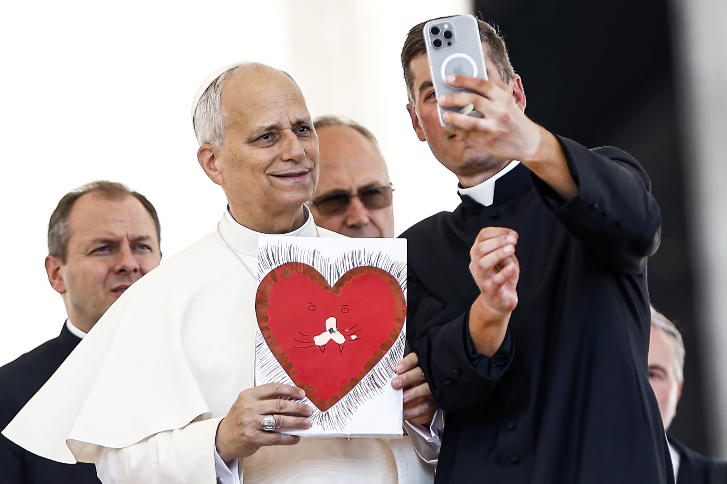 Na een voorzichtige 100 dagen, zal paus Leo kleur moeten gaan bekennen ...