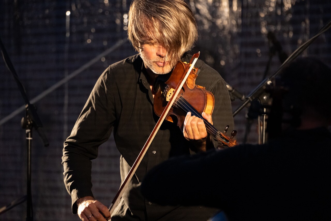 Finse ethno-pop, een celloconcert met dans: violist Daniel Rowland ...