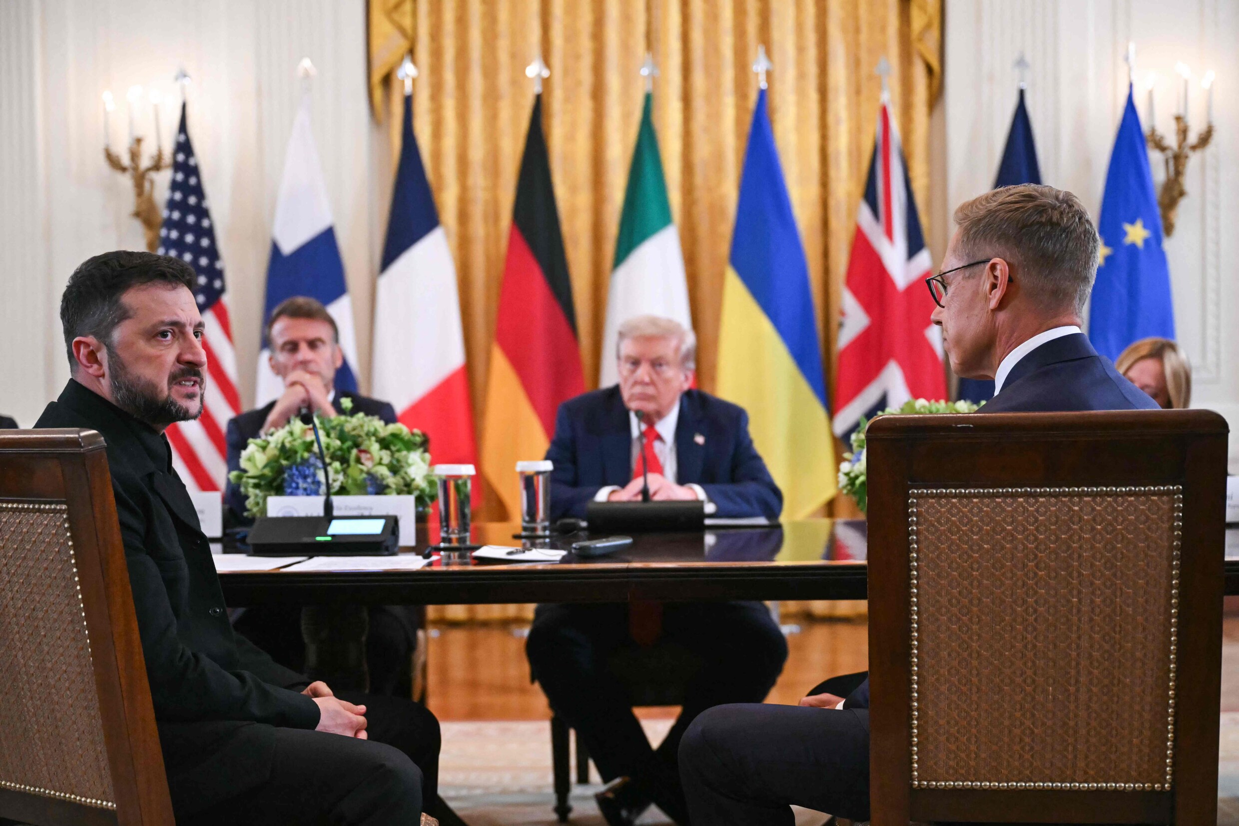 Met een overdaad aan vleierij probeert Europa naarstig Trump in het ...