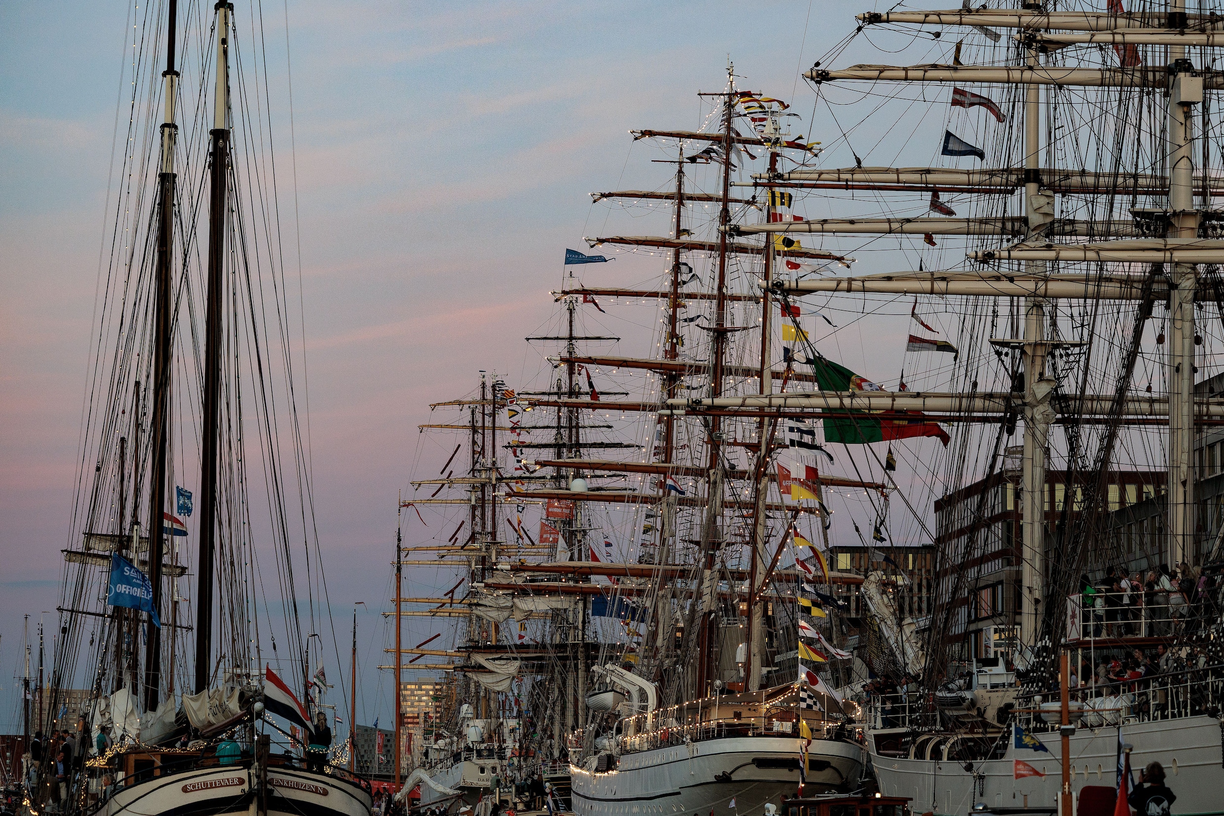 Sail in foto’s: van Clipper Stad Amsterdam tot dagelijks vuurwerk | Trouw