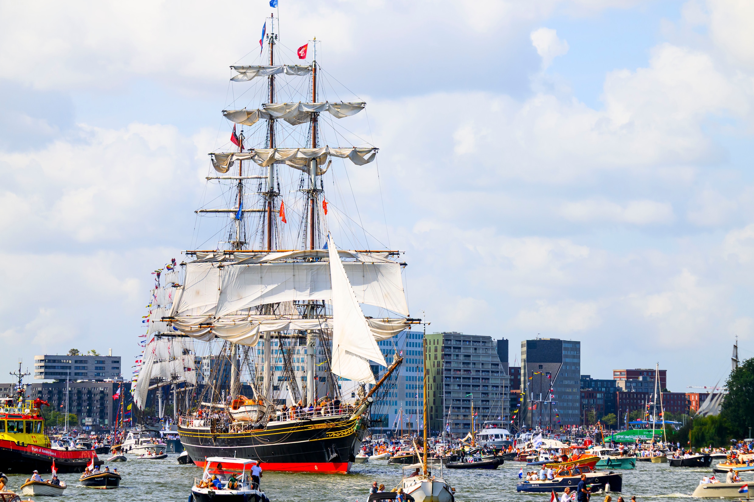 Sail in foto’s: van Clipper Stad Amsterdam tot dagelijks vuurwerk | Trouw