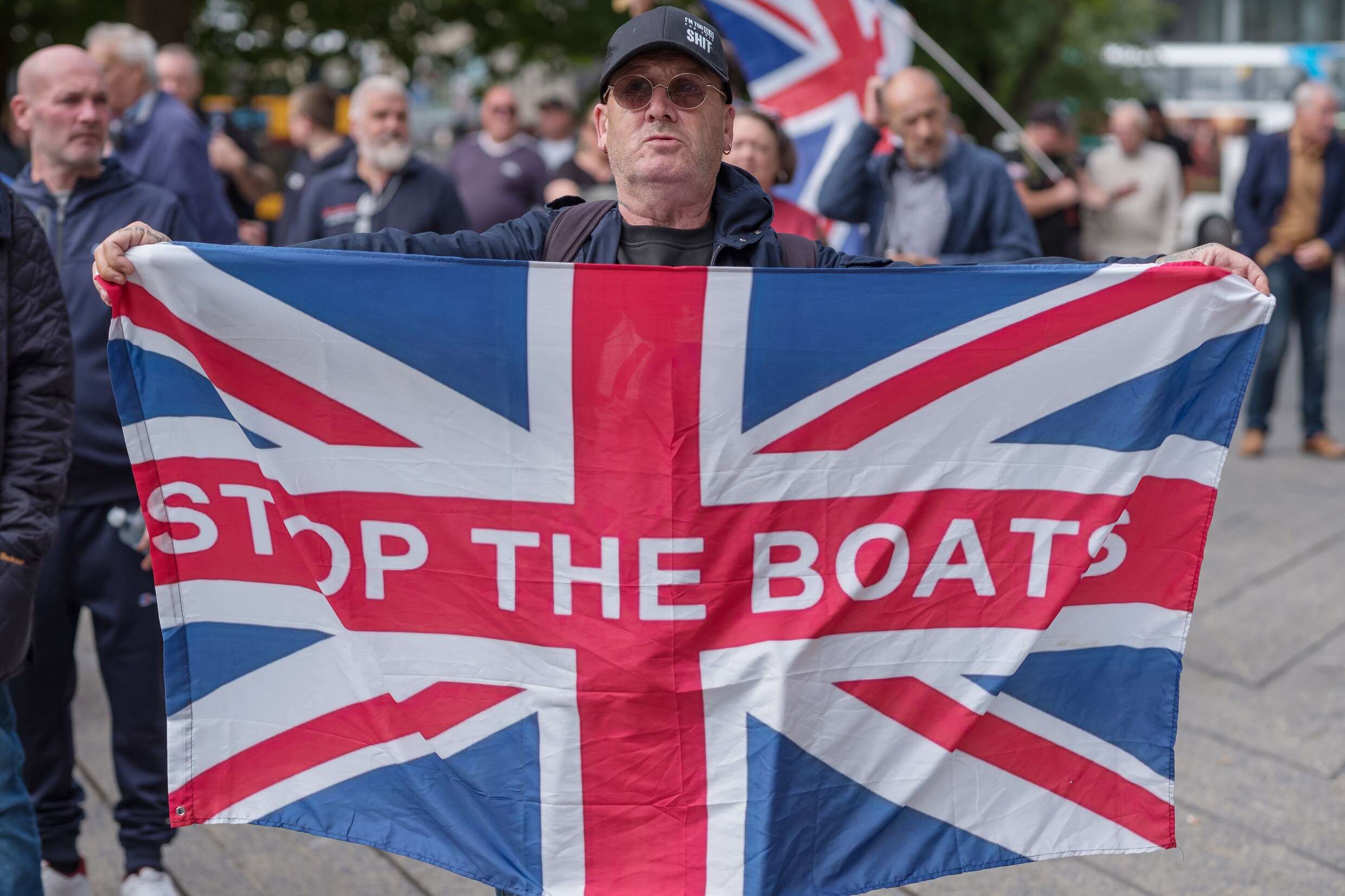 Rellen en arrestaties bij tal van Britse protesten tegen immigratie en ...