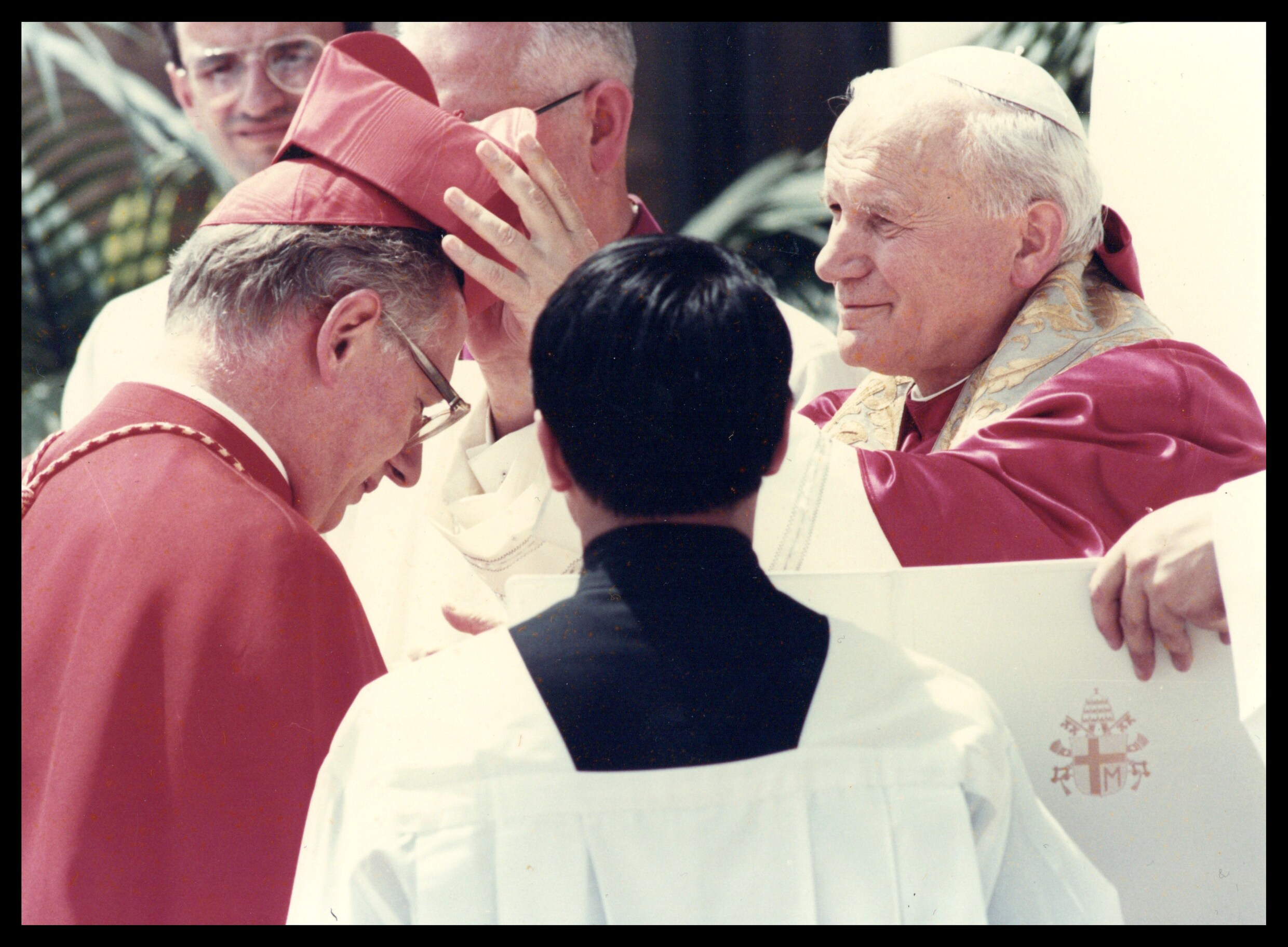 Zijn persoonlijke archief toont kardinaal Simonis als sigaarrokende ...