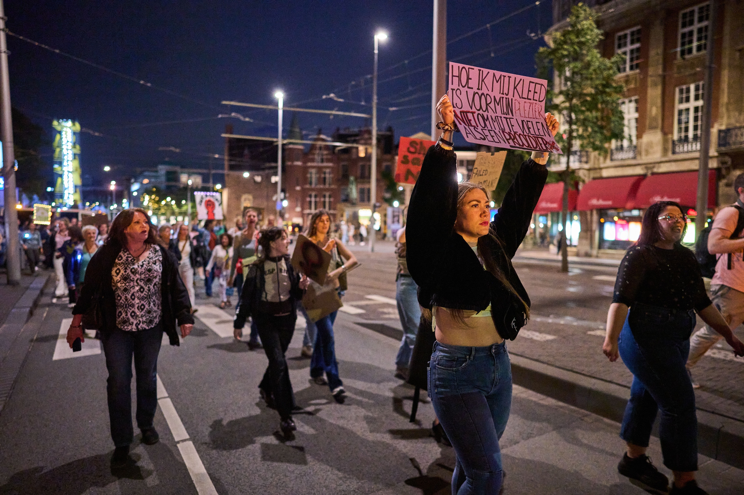Honderden mensen bij Haagse demonstratie Wij eisen de nacht op | Trouw