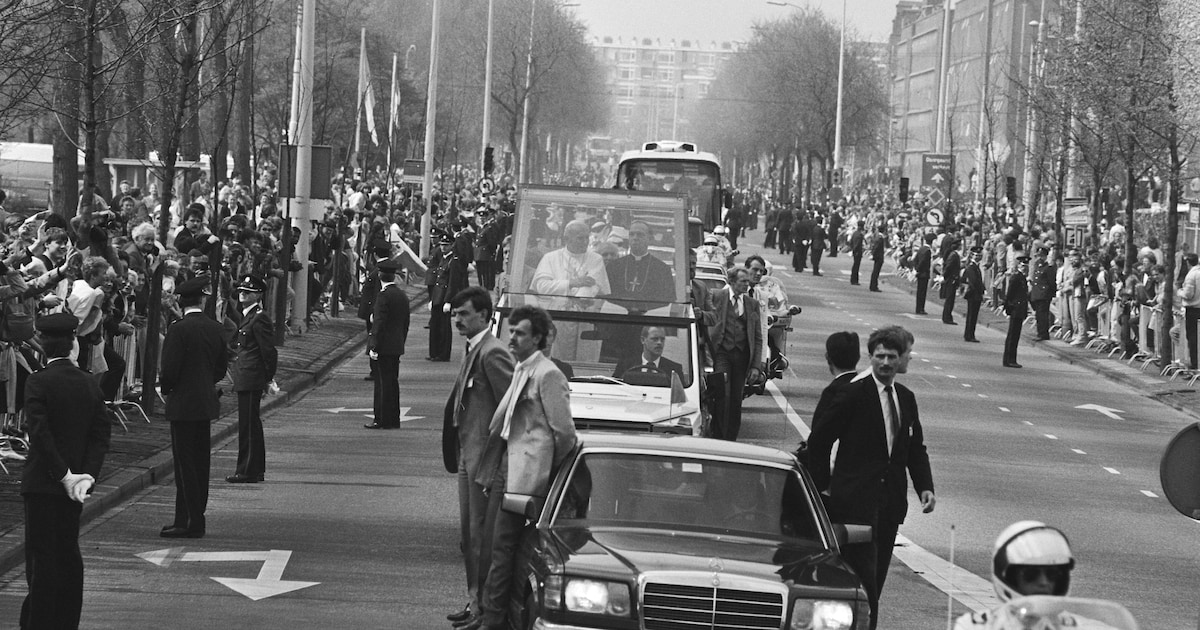 Rellen, bedreigingen en slecht weer: het pausbezoek aan Nederland in ...