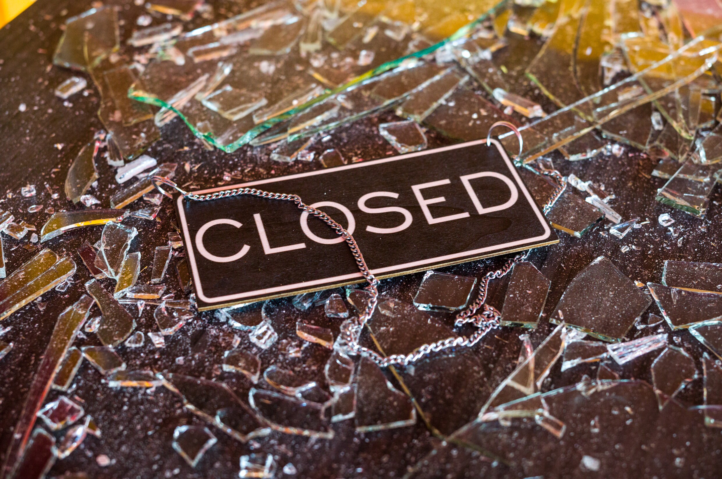 Na stenen door de ruiten en racistische graffiti sluit Zuhair Alyousefi ...