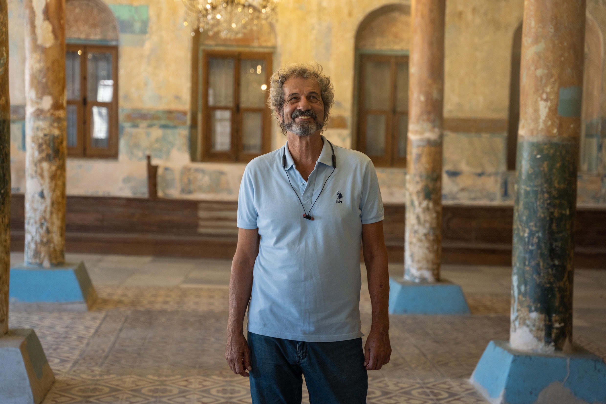Nesim Bencoya (68) knapt de synagoges van Izmir één voor één op. ‘Dit ...