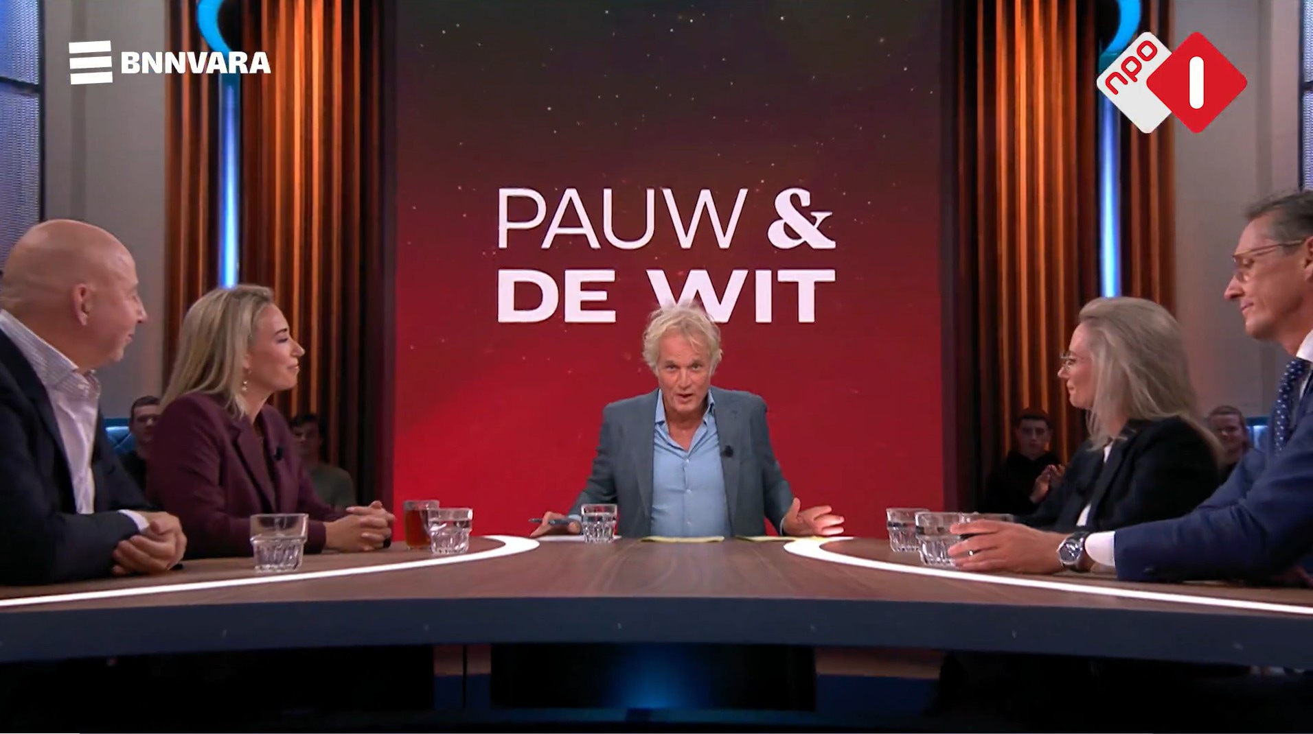 Bij de talkshows zijn de duiders minstens zo belangrijk als de presentatoren | Trouw
