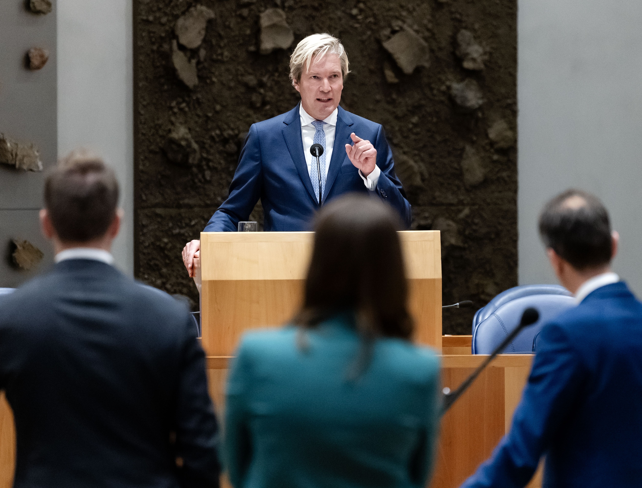 Minister Van Oosten staat met de extreemrechtse rellen binnen een maand ...