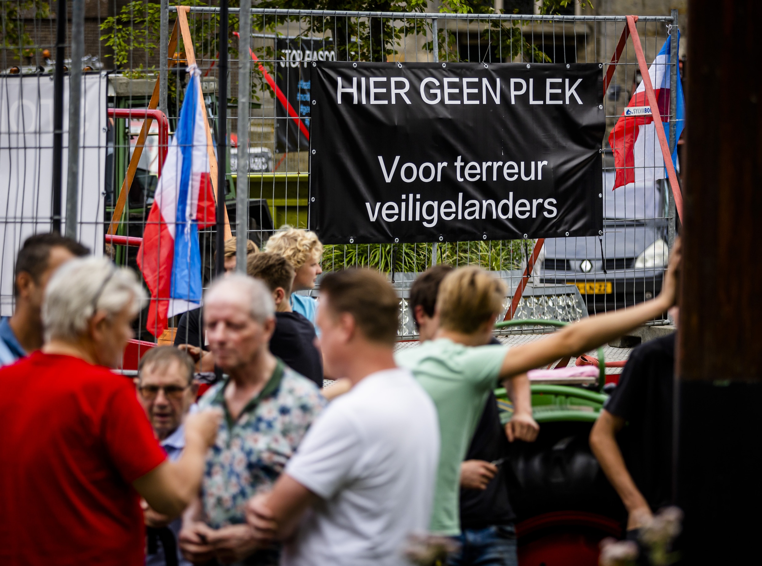 Een jaar na de opening van het controversiële asielhotel merken mensen ...