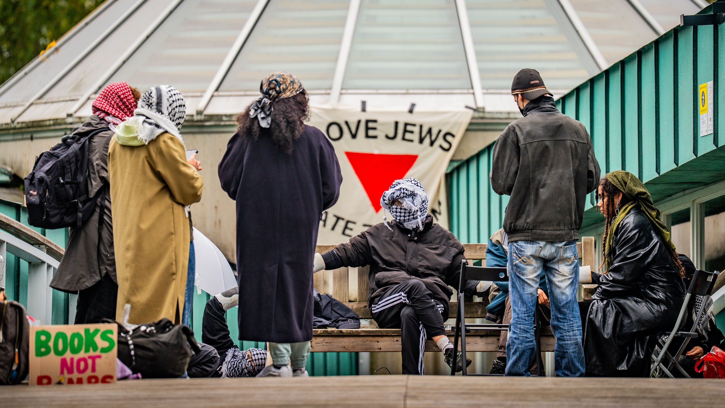 Bij ontruiming pand Radboud Universiteit 23 mensen opgepakt | Trouw
