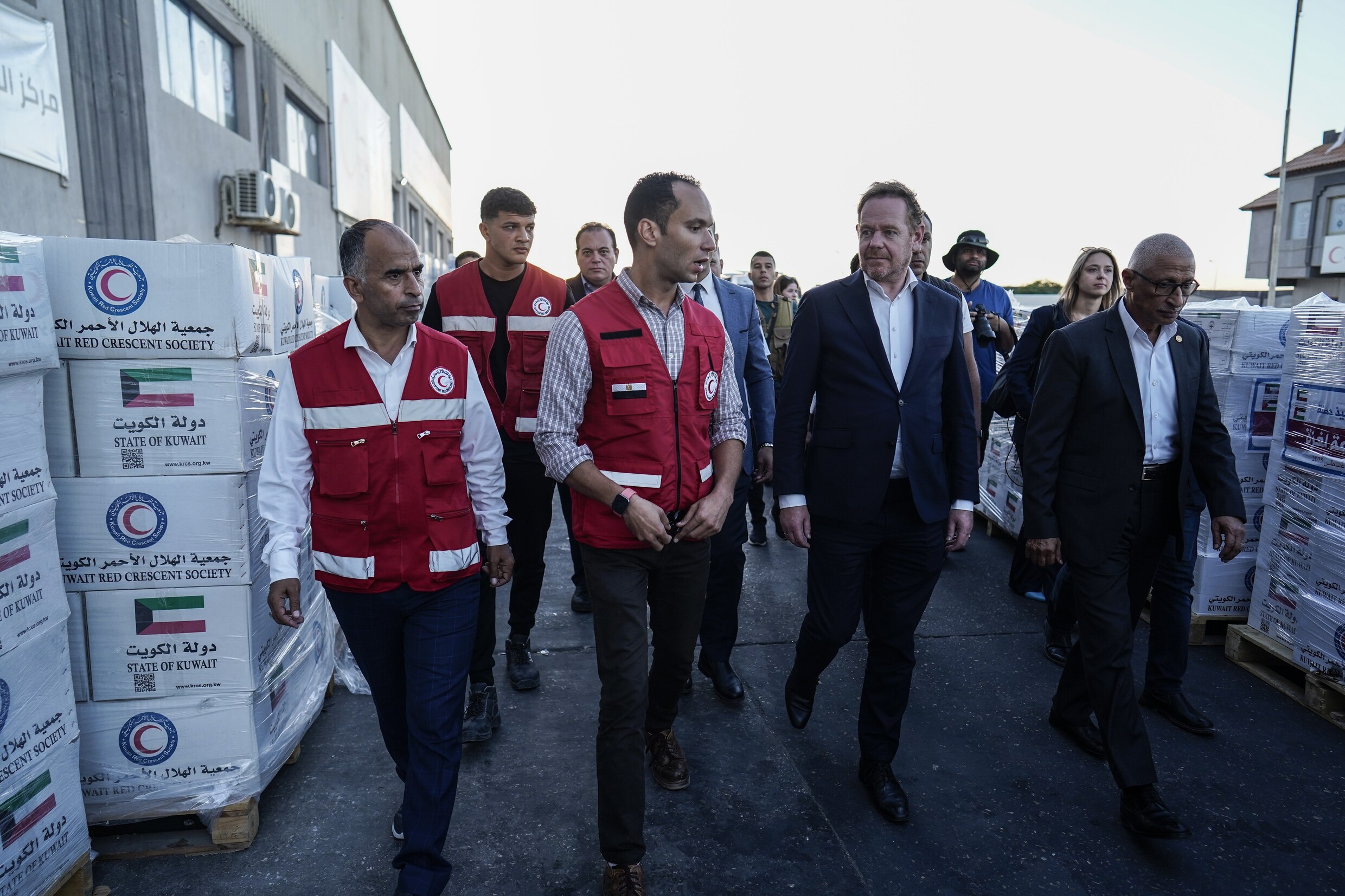 Tussen de doffe dreunen door praat Van Weel bij grens met Gaza over ...