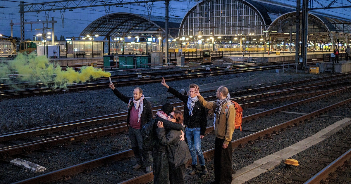 Pro-Palestijnse activisten van spoor gehaald op Amsterdam Centraal | Trouw