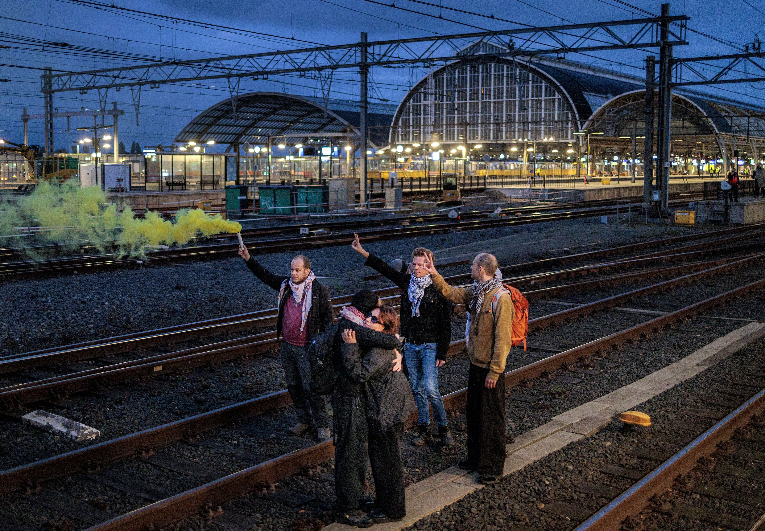 Pro-Palestijnse activisten van spoor gehaald op Amsterdam Centraal | Trouw