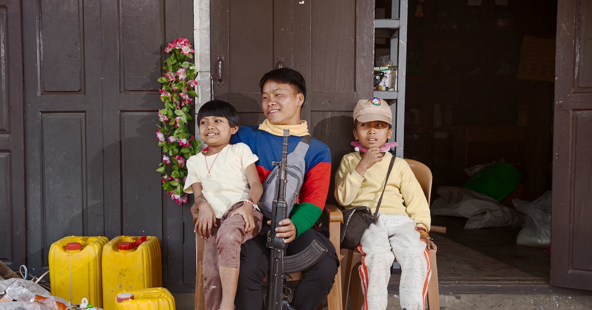 In de bijna verlaten stad Mindat in Myanmar ontbijten de rebellen samen ...