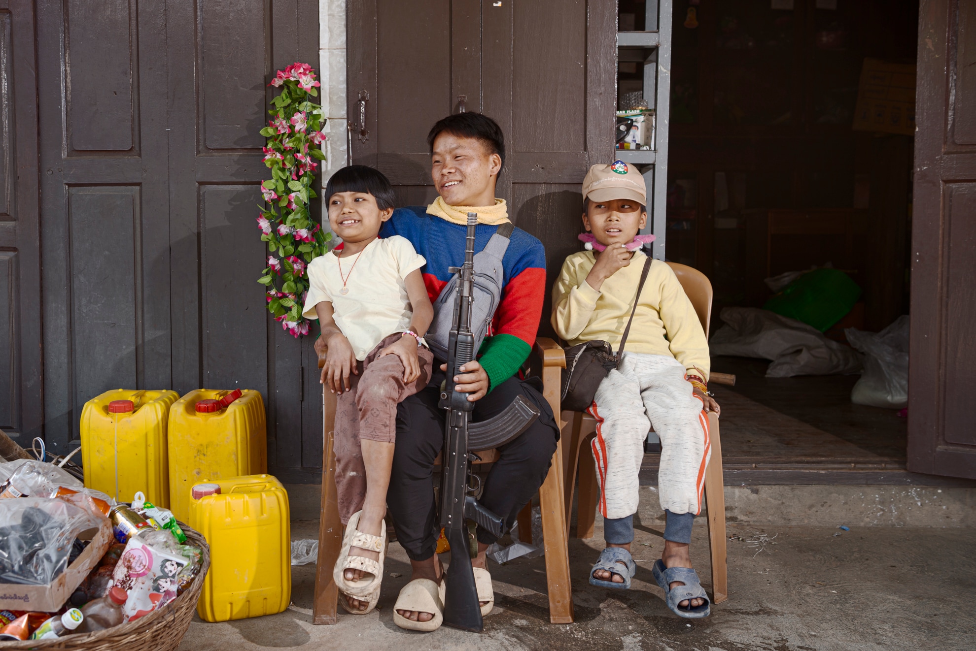 In de bijna verlaten stad Mindat in Myanmar ontbijten de rebellen samen ...
