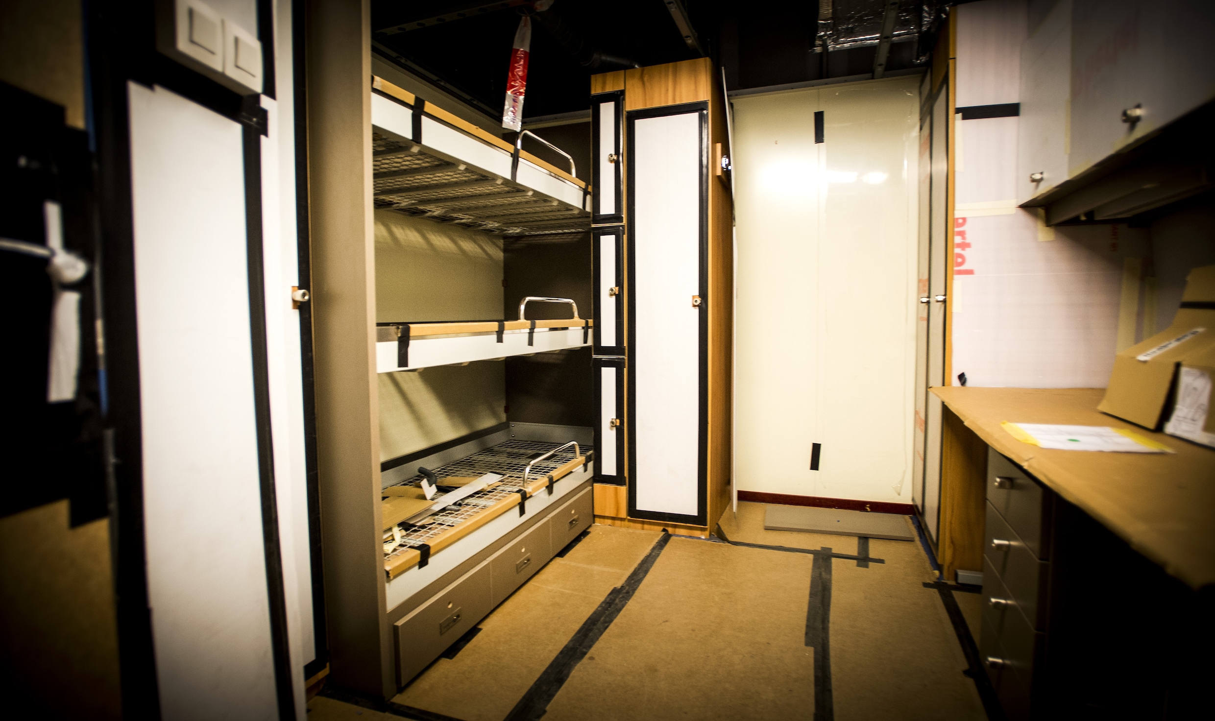 Nadat haar collega ongevraagd bij haar in bed dook, voelt de matroos ...