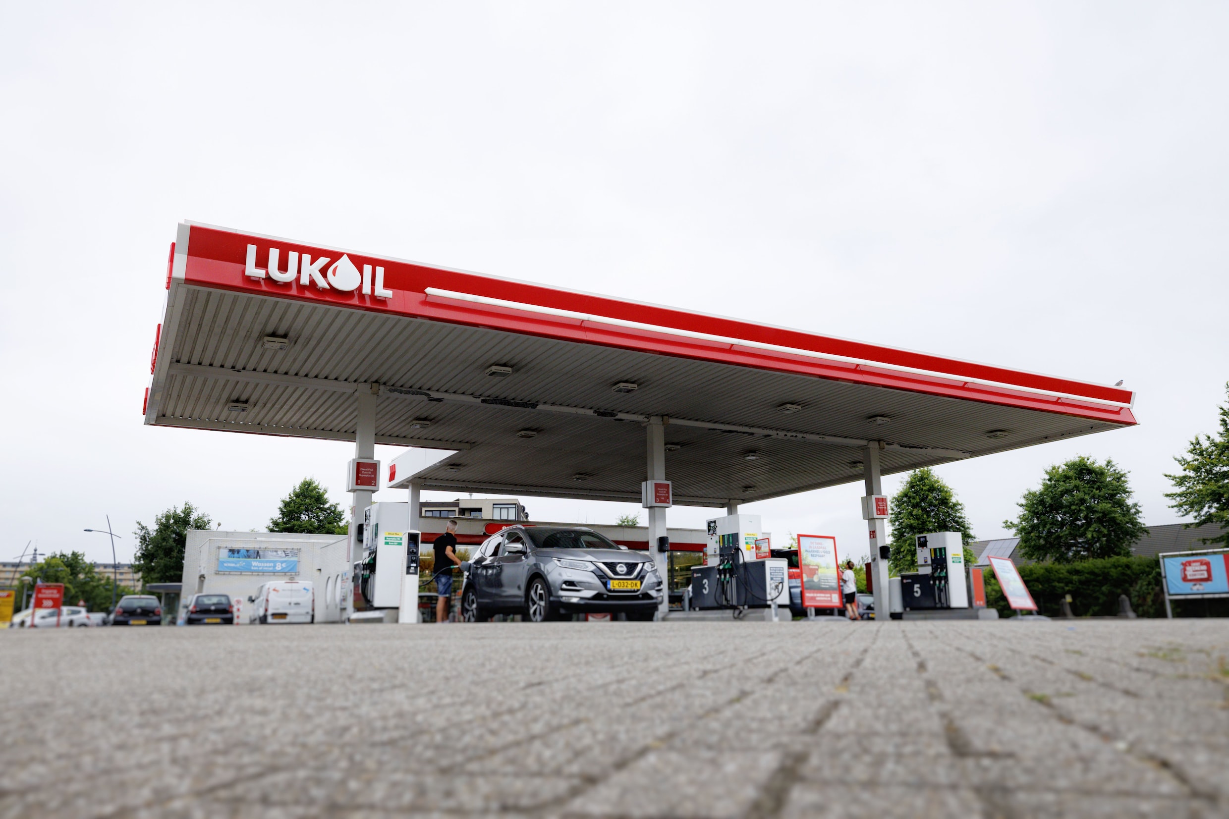 Nederlandse Lukoil-tankstations wachten gevolgen af van de sancties tegen Rusland | Trouw