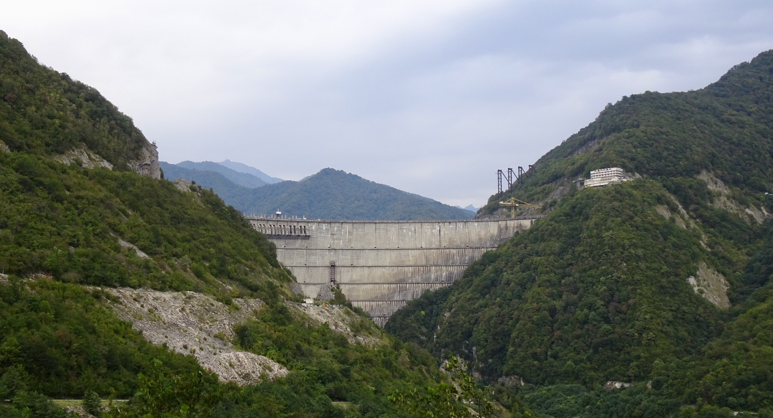 Georgiërs en Abchazen komen ietsje nader tot elkaar vanwege deze dam ...