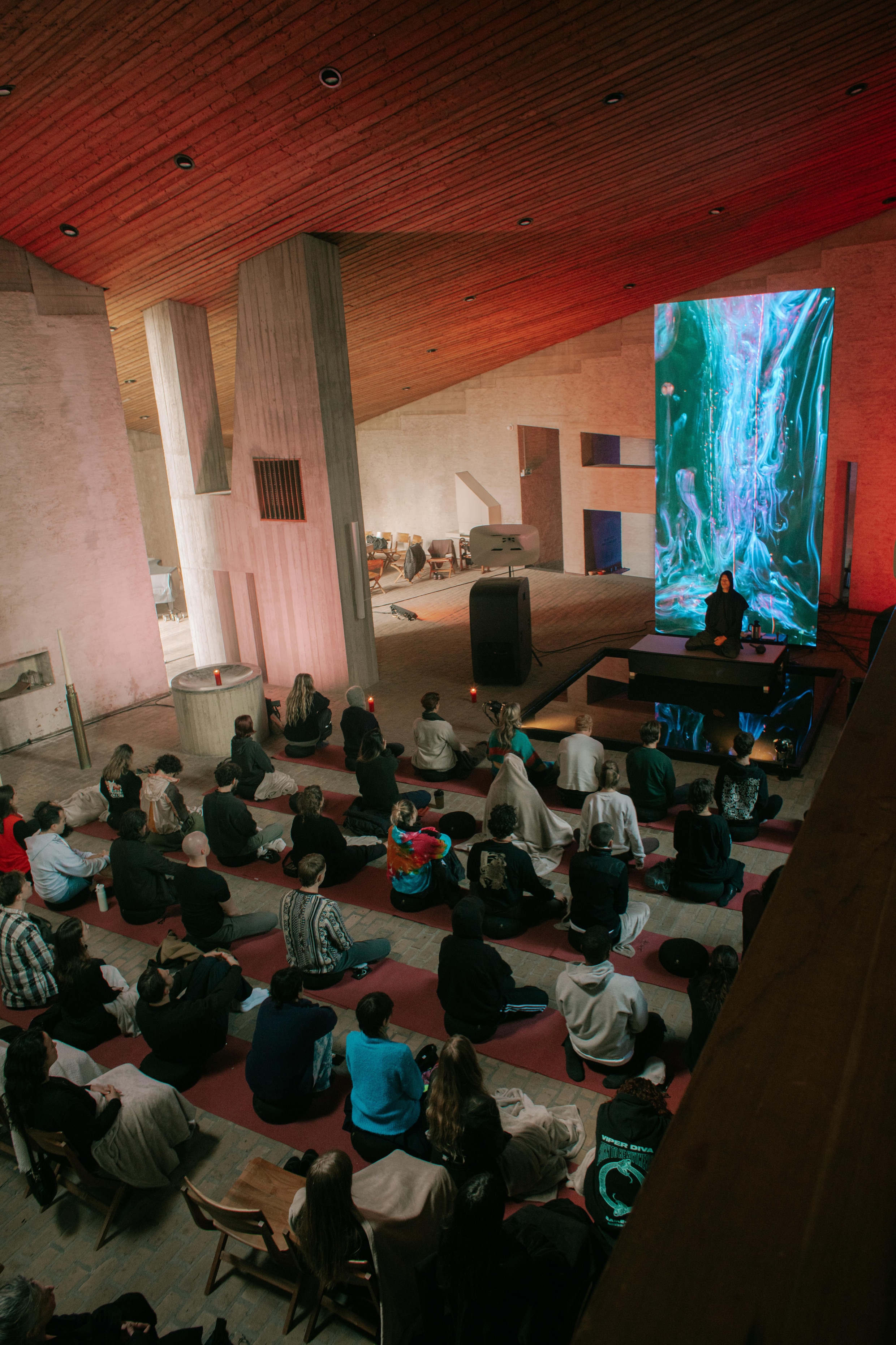 ADE op een yogakussen: bij de meditatiemarathon draait het om lúisteren ...