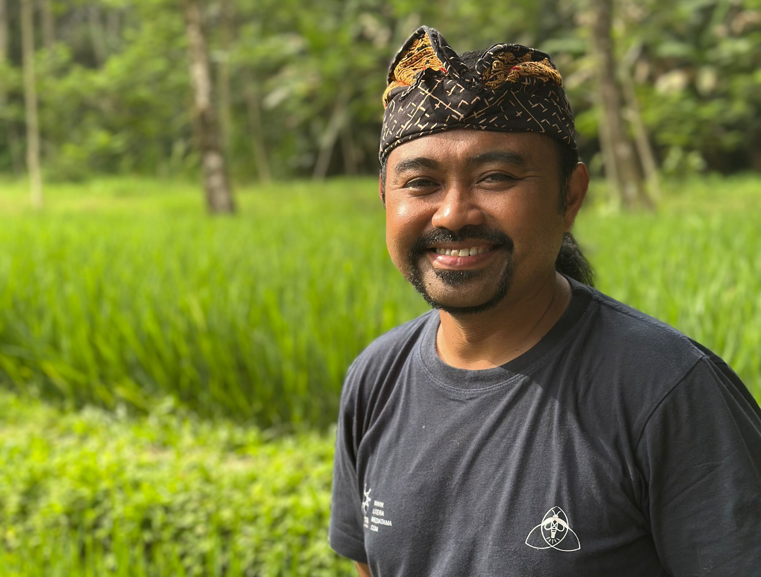 Dankzij Wyan laten de vuurvliegjes op Bali hun lichtje weer schijnen ...