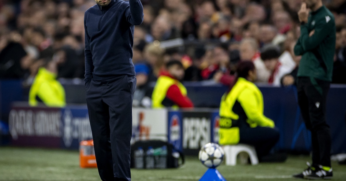 Voor John Heitinga lijkt ontslag dichtbij nu de harde kern zich tegen ...