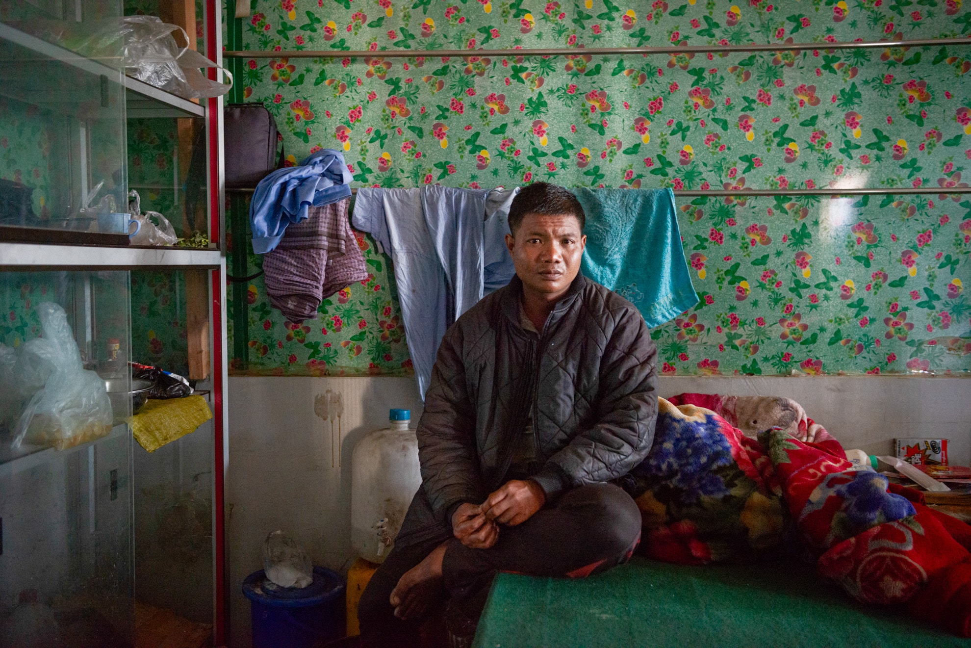 In de bijna verlaten stad Mindat in Myanmar ontbijten de rebellen samen ...