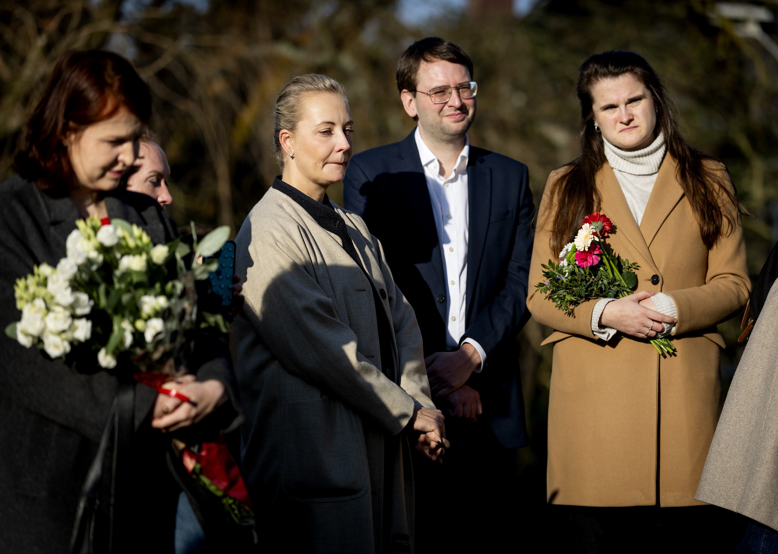 Tegenover de Russische ambassade staat nu een bankje voor Navalny. ‘Dankbaar dat hij een ...