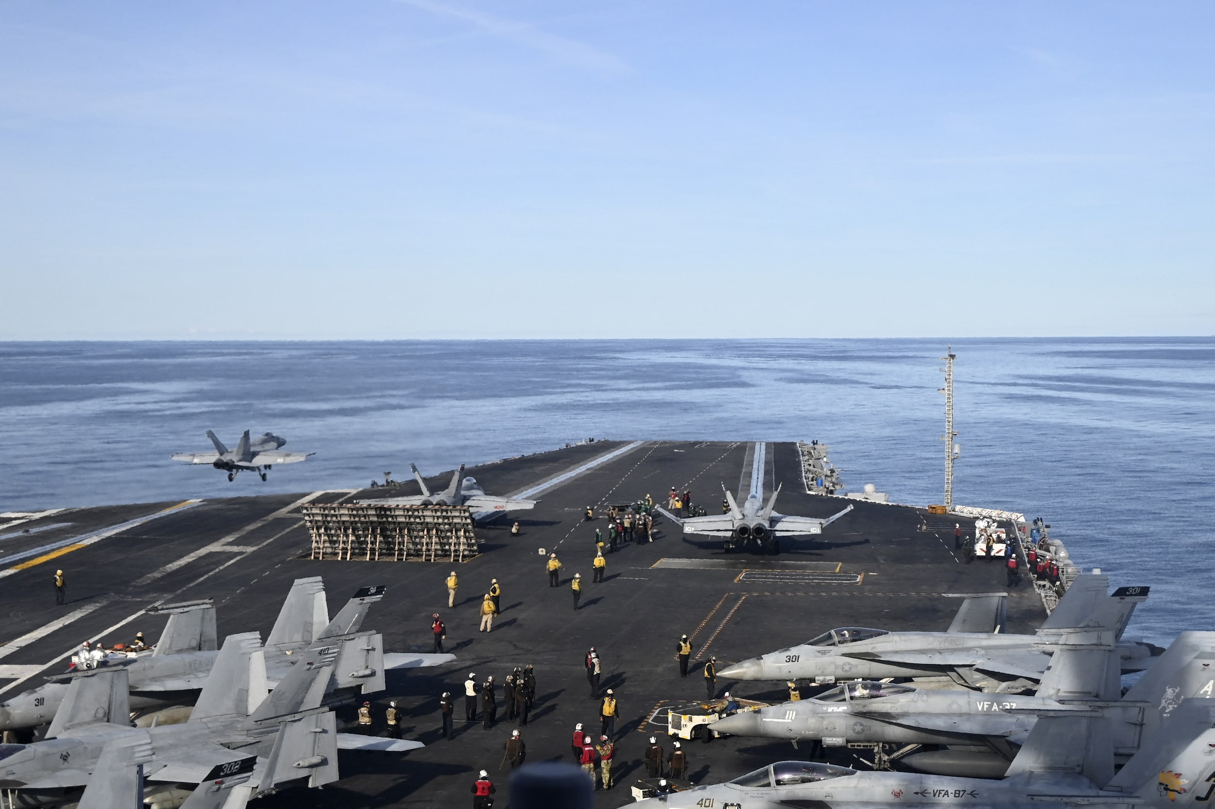 De VS voeren met het grootste vliegdekschip ter wereld de druk op ...