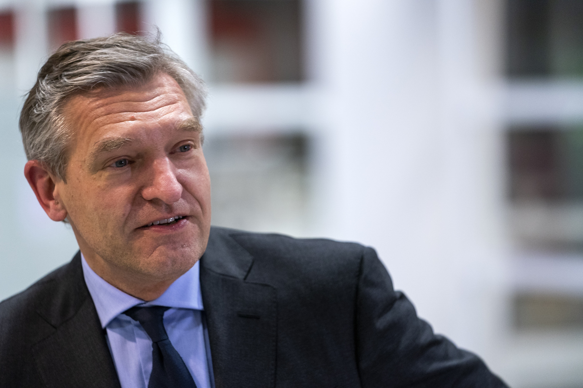 Oud-minister Hans Wijers en burgemeester Sybrand Buma begeleiden de ...