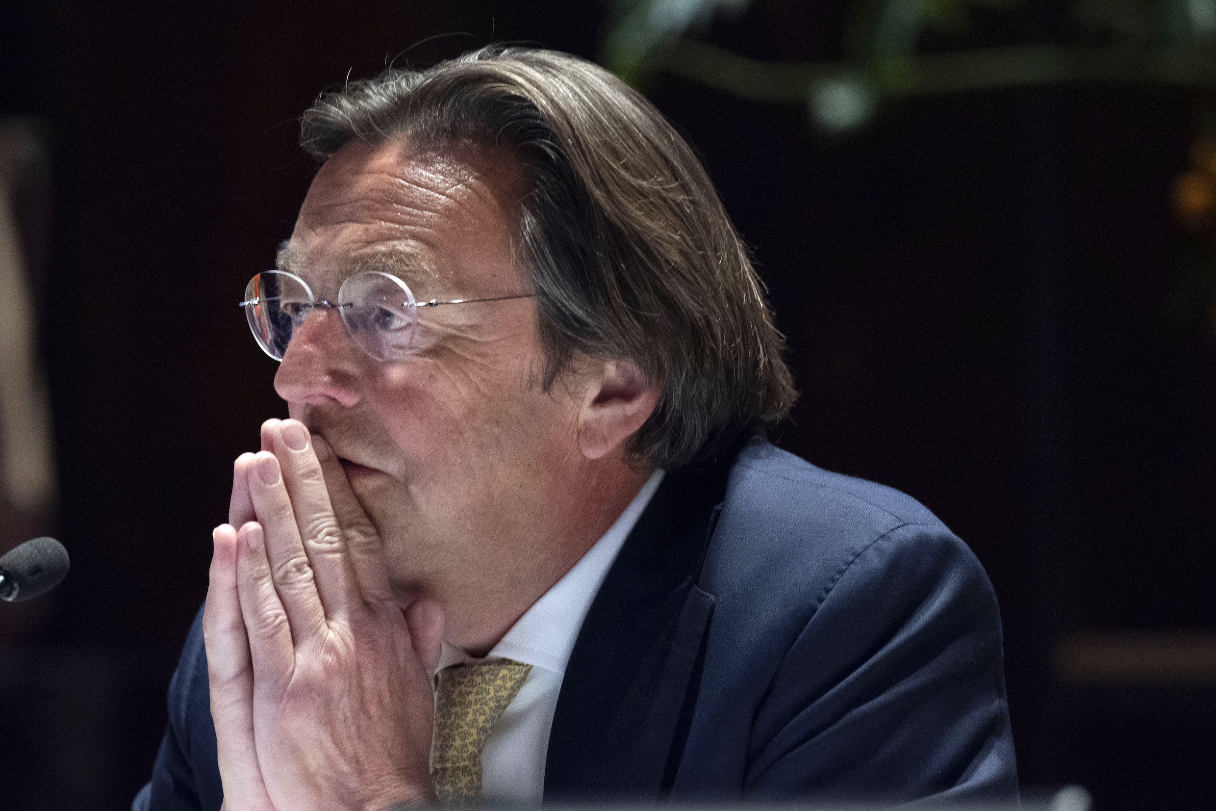 Oud-minister Hans Wijers en burgemeester Sybrand Buma begeleiden de ...