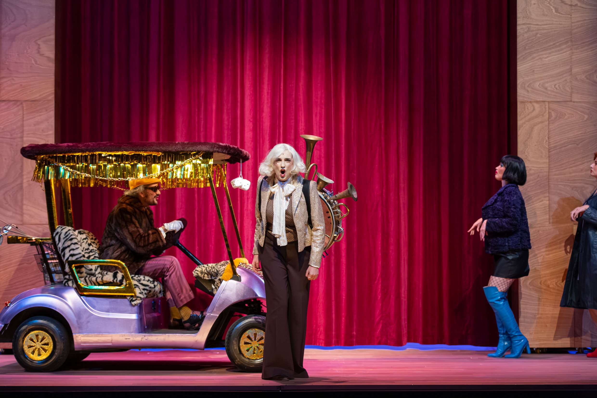 Recensie: bij ‘Die Dreigroschenoper’ van Opera Zuid ontstaan de ...