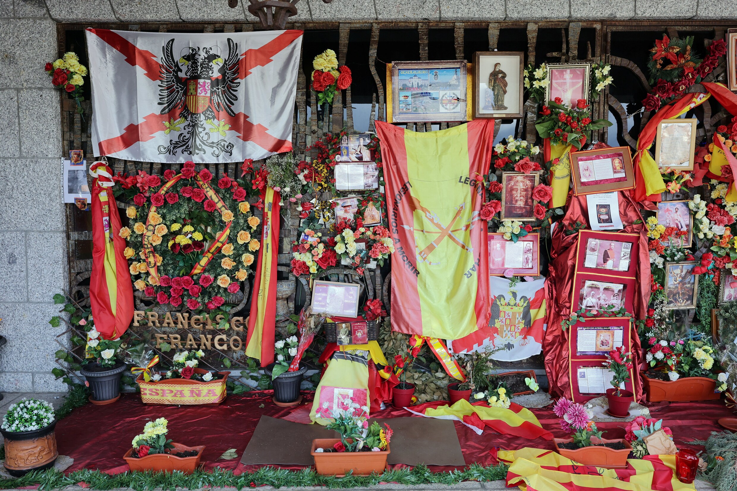 De schaduw van dictator Franco hangt vijftig jaar na zijn dood nog ...