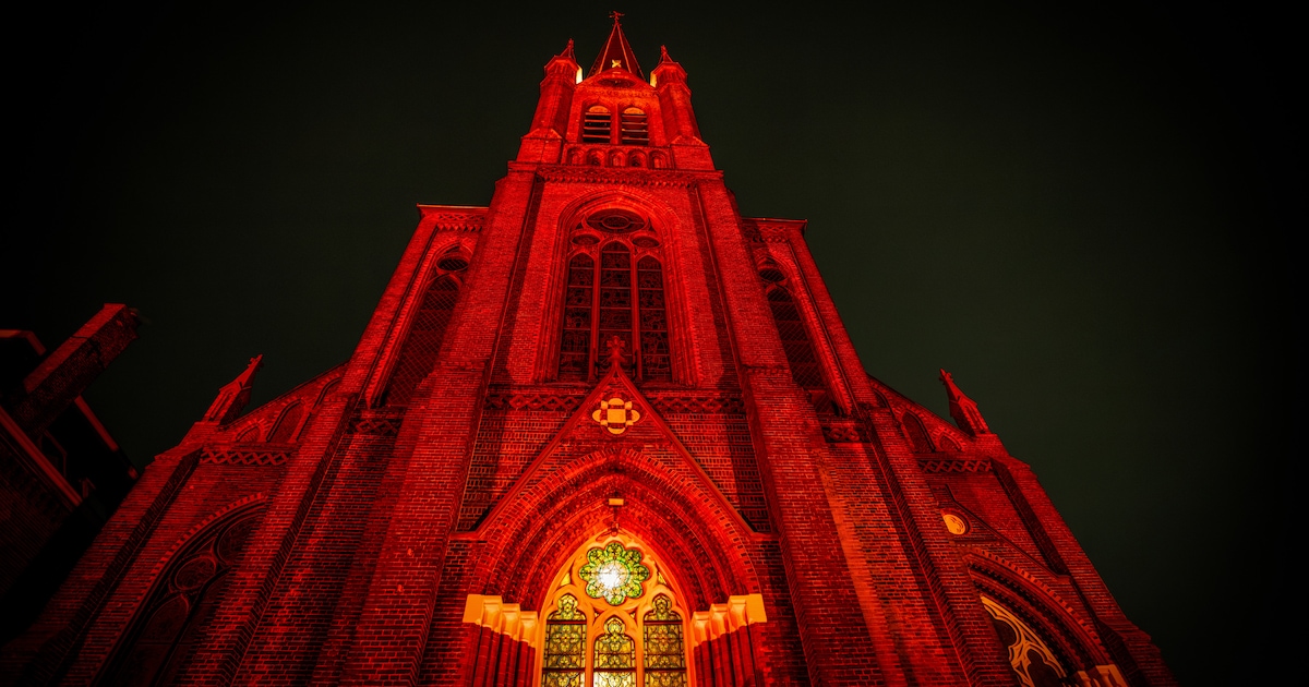 Bij de katholieke kerk in Den Haag weten gelovigen uit de hele wereld ...
