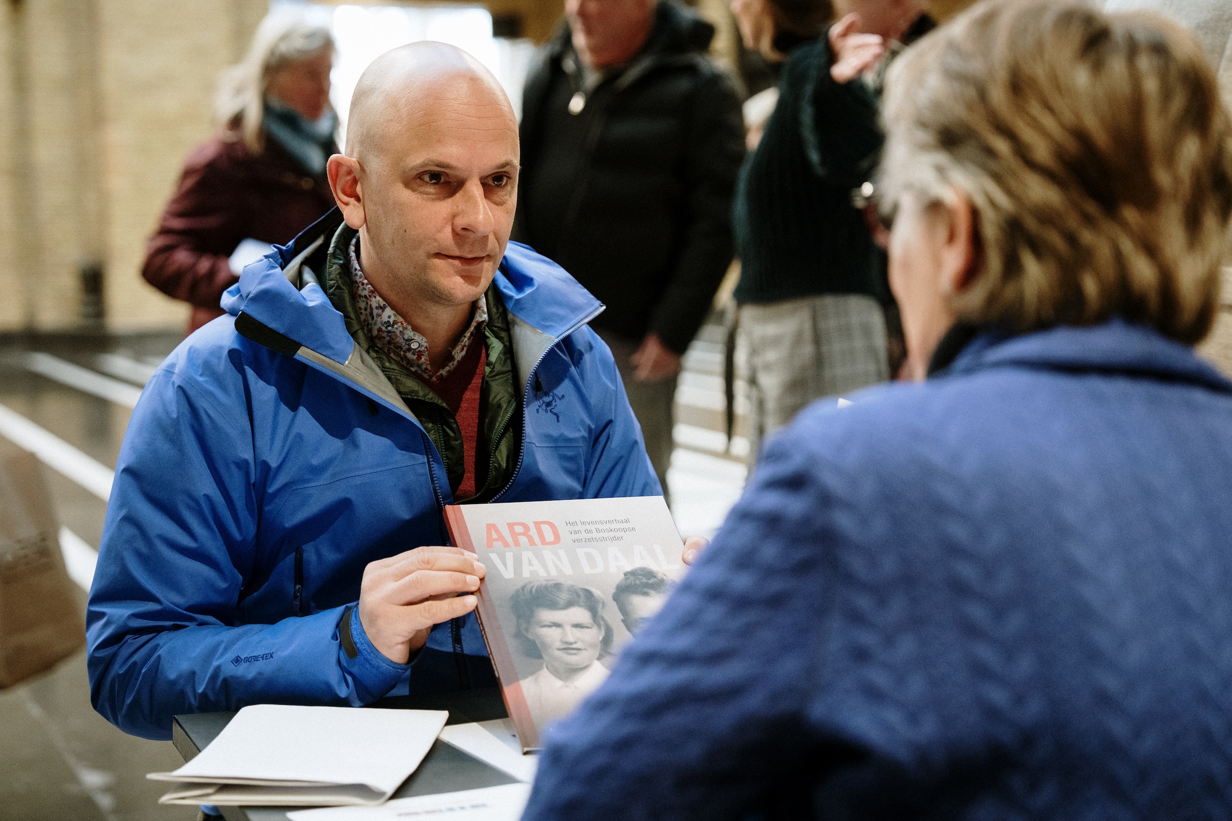 Floris (10) schreef voor zijn zus een boek over twee mollen. Binnenkort ...