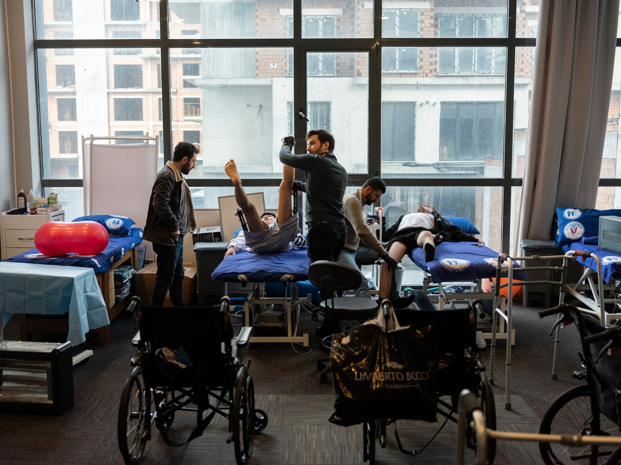 Betalen om je benen te laten breken: in deze Turkse kliniek gaan mensen ...