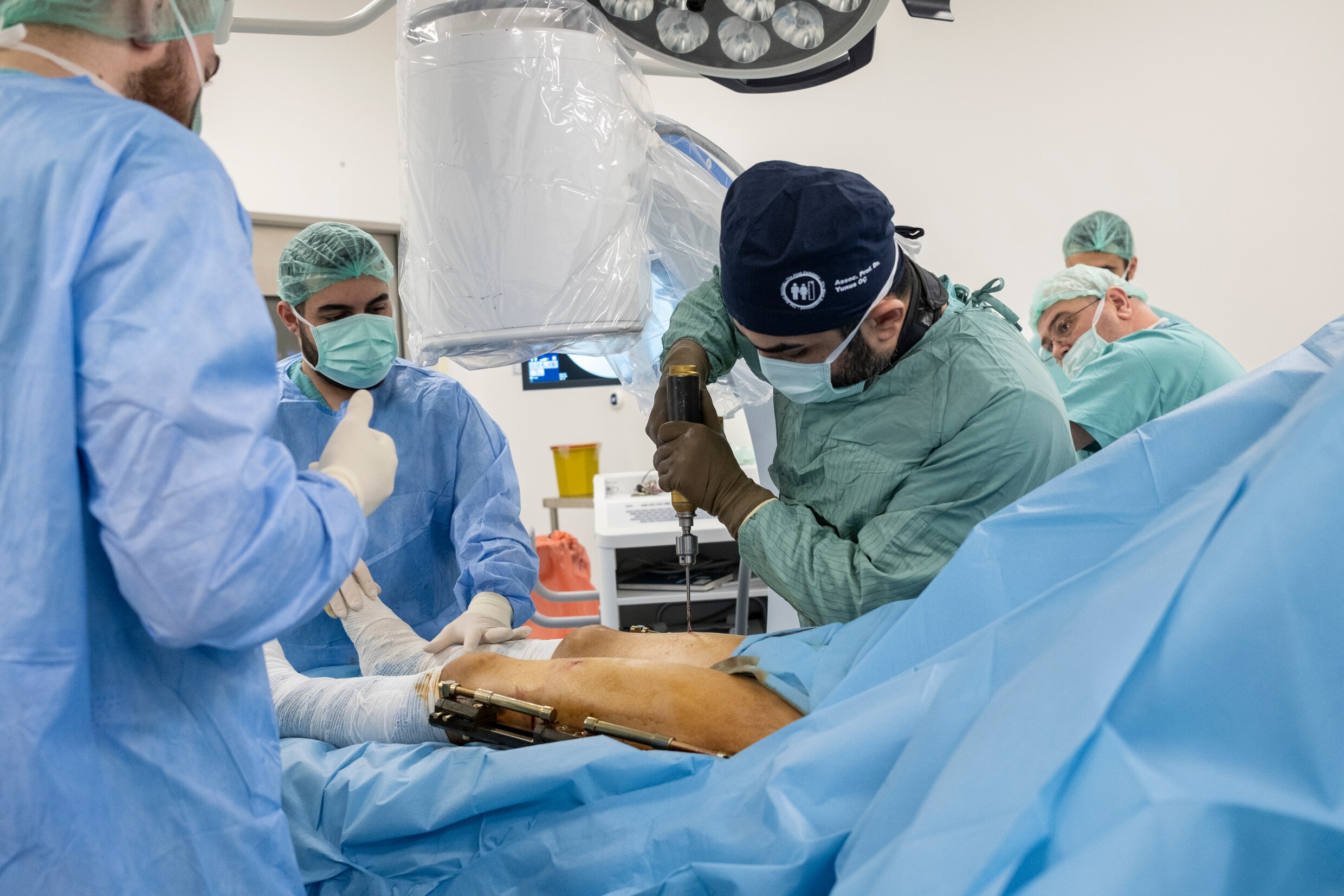 Betalen om je benen te laten breken: in deze Turkse kliniek gaan mensen ...