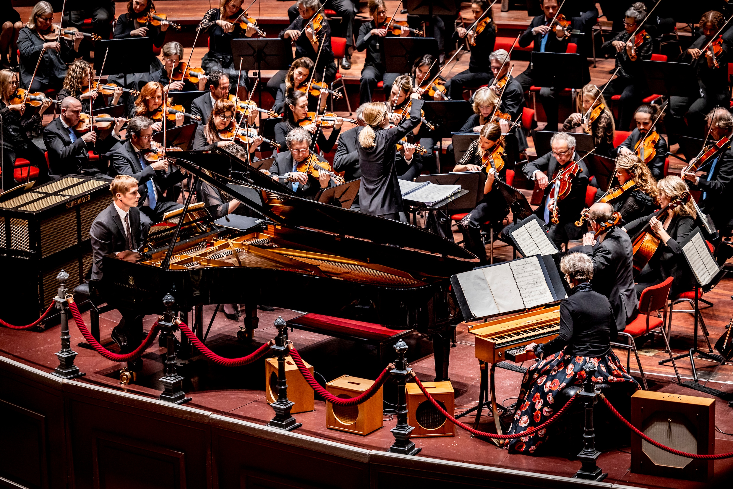 Recensie: Canellakis houdt fraai overzicht in Messiaens symfonische paradijsvogel | Trouw