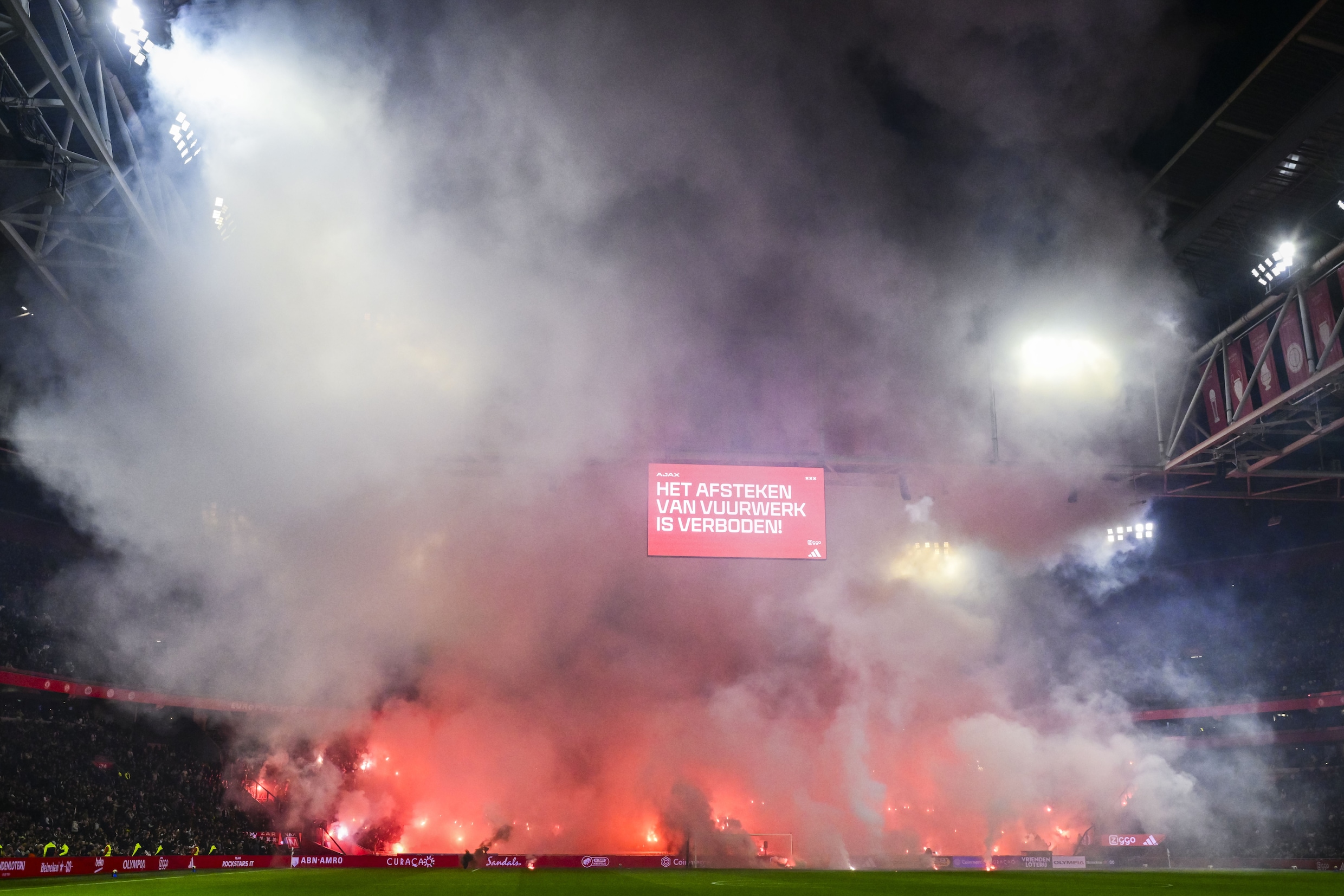 Duel Ajax - FC Groningen definitief gestaakt na vuurwerk | Trouw