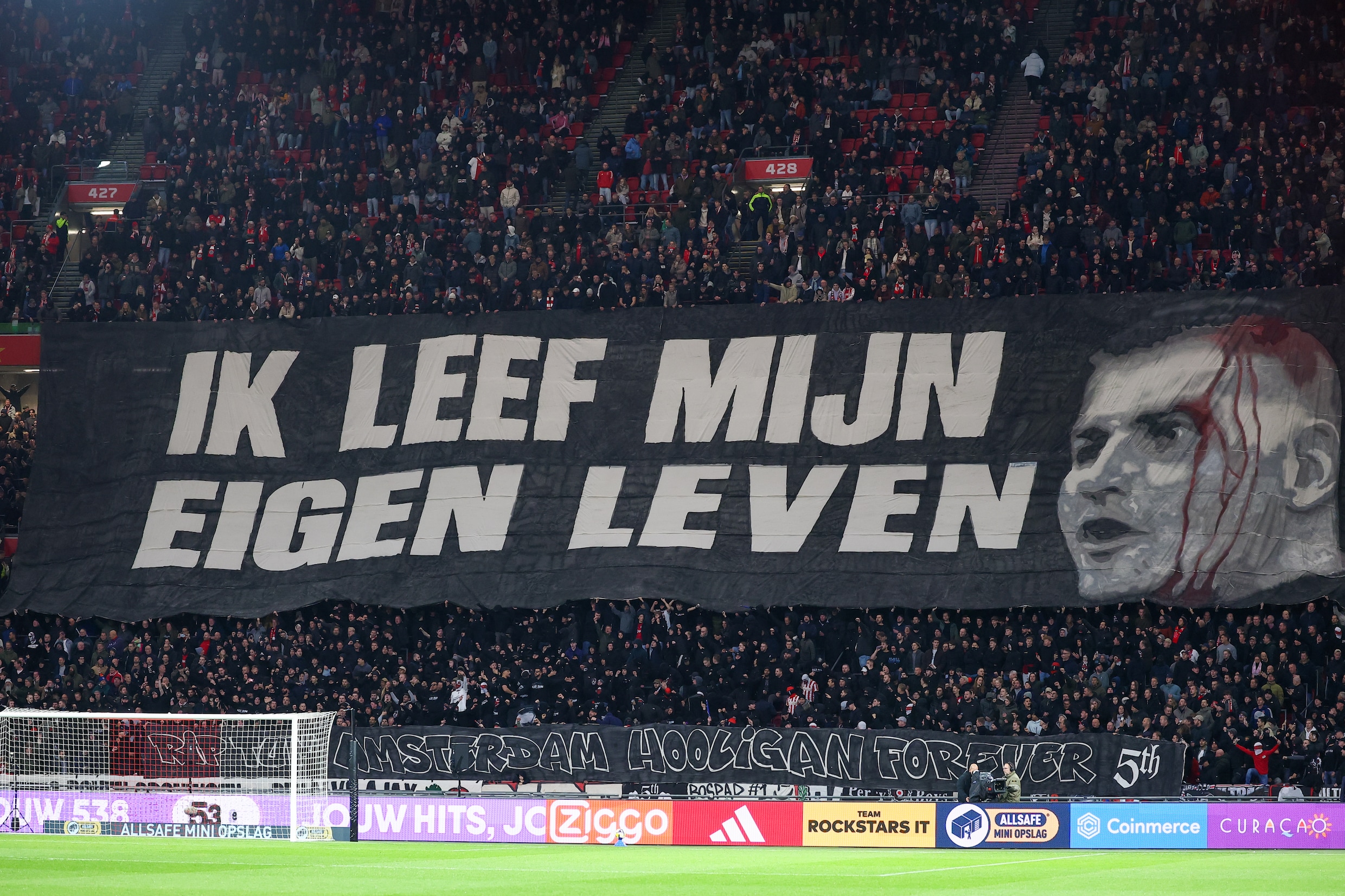 De anatomie van de beruchte F-Side: zo ziet de harde kern van Ajax er ...