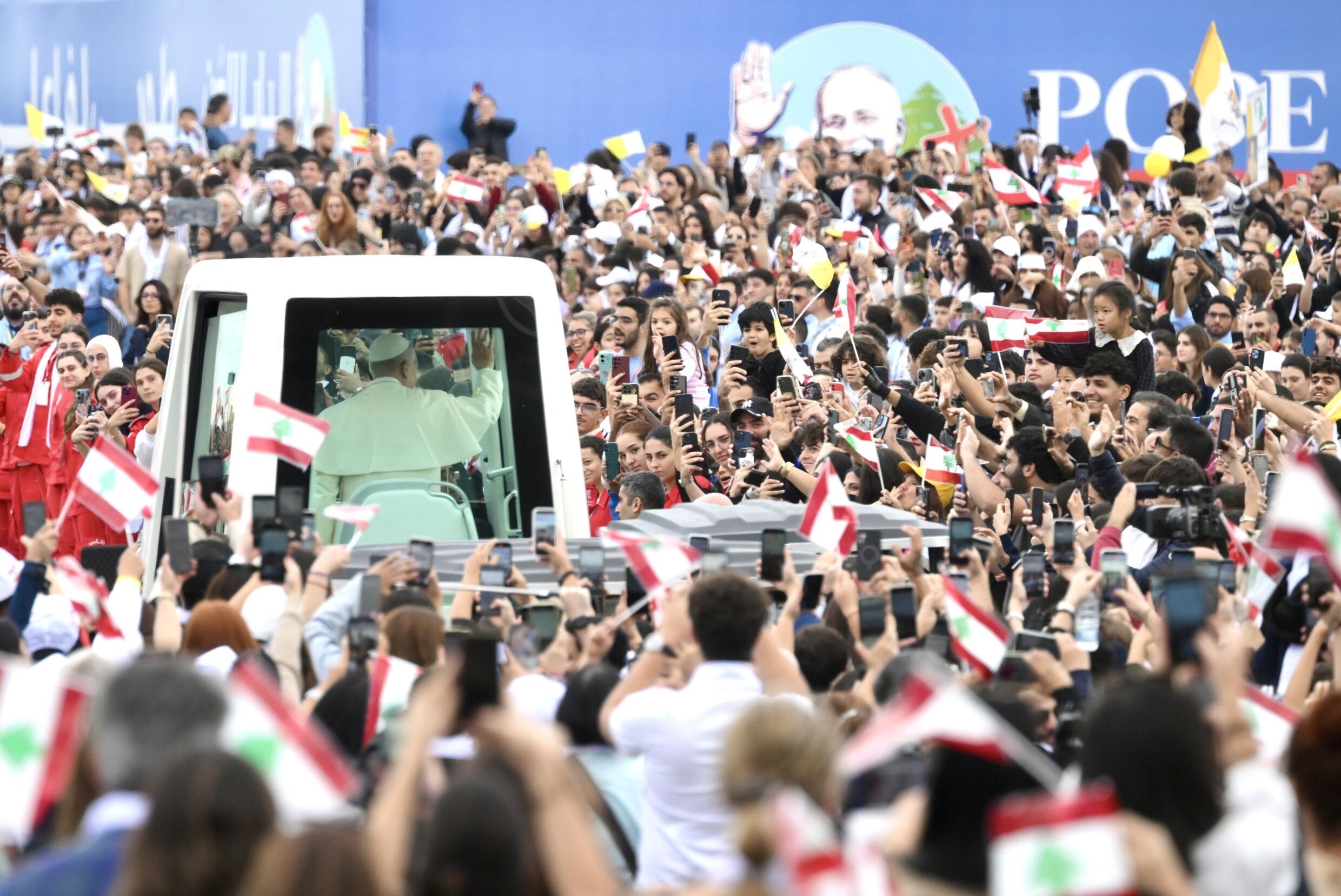 Op zijn laatste dag in het getroffen Libanon houdt paus Leo stil op een ...