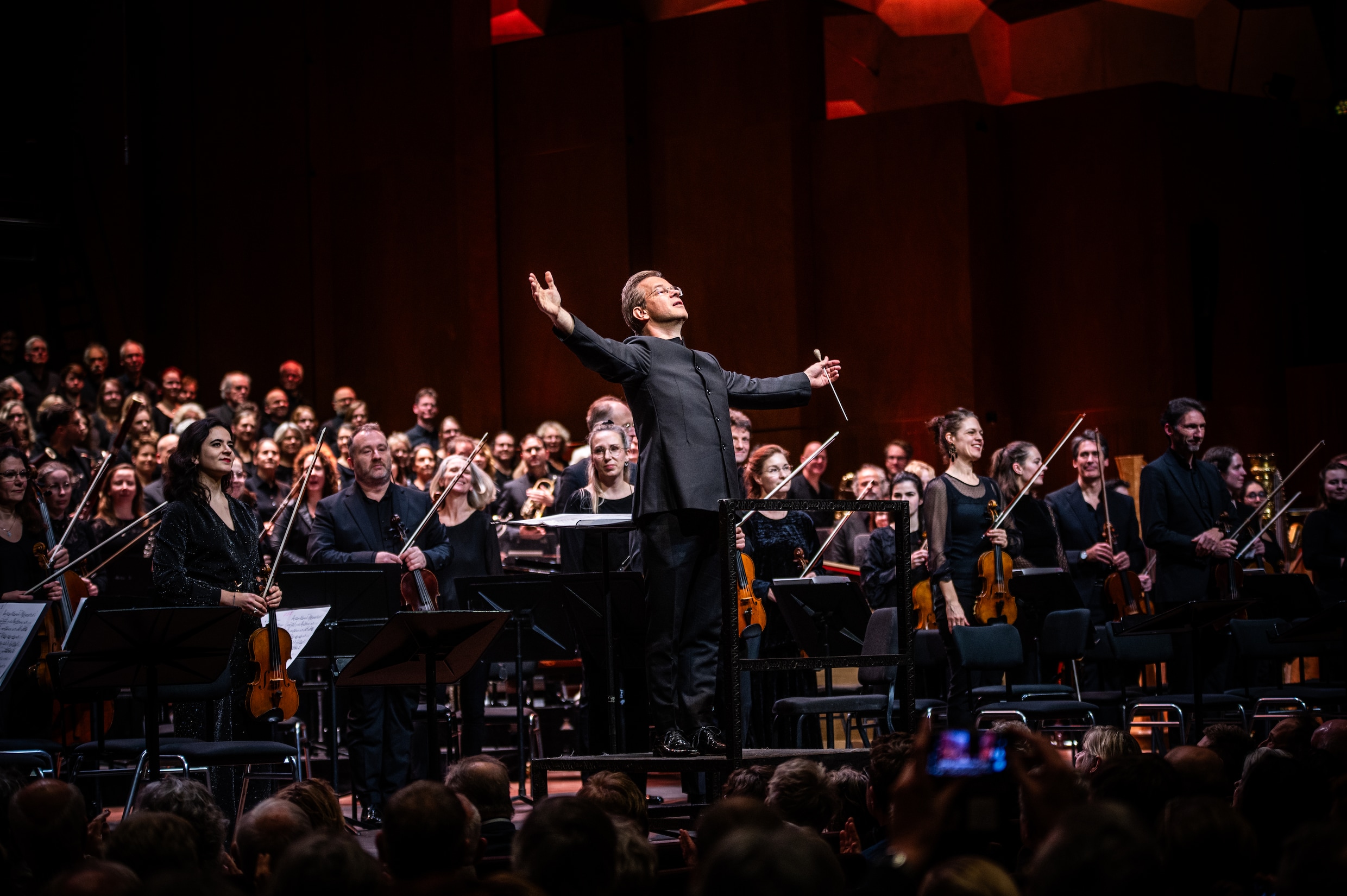 Antony Hermus laat het universum zingen in Mahlers ‘Achtste symfonie ...