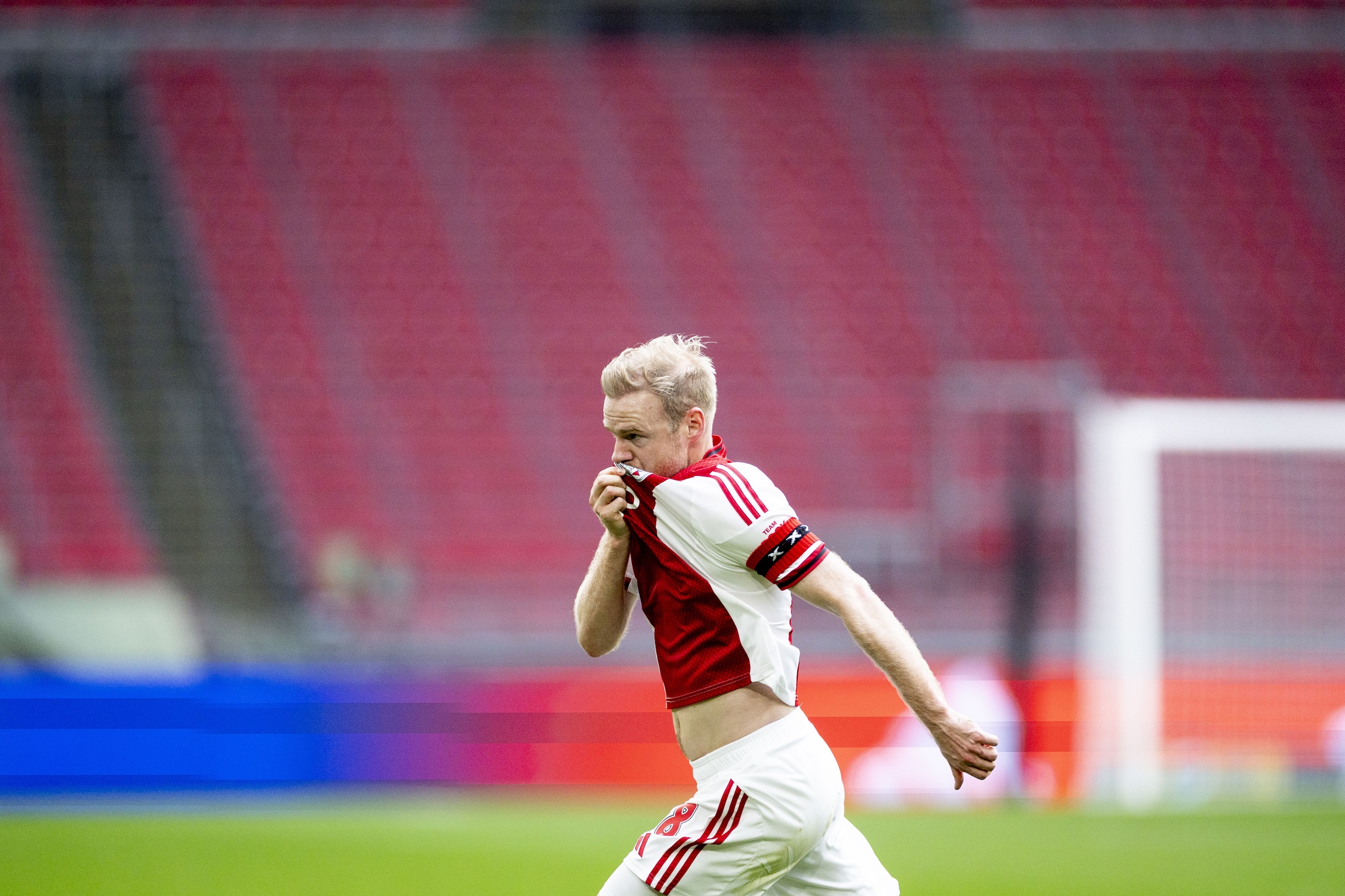 Bevrijd Ajax overklast Feyenoord, met steun van de zachte kern | Trouw