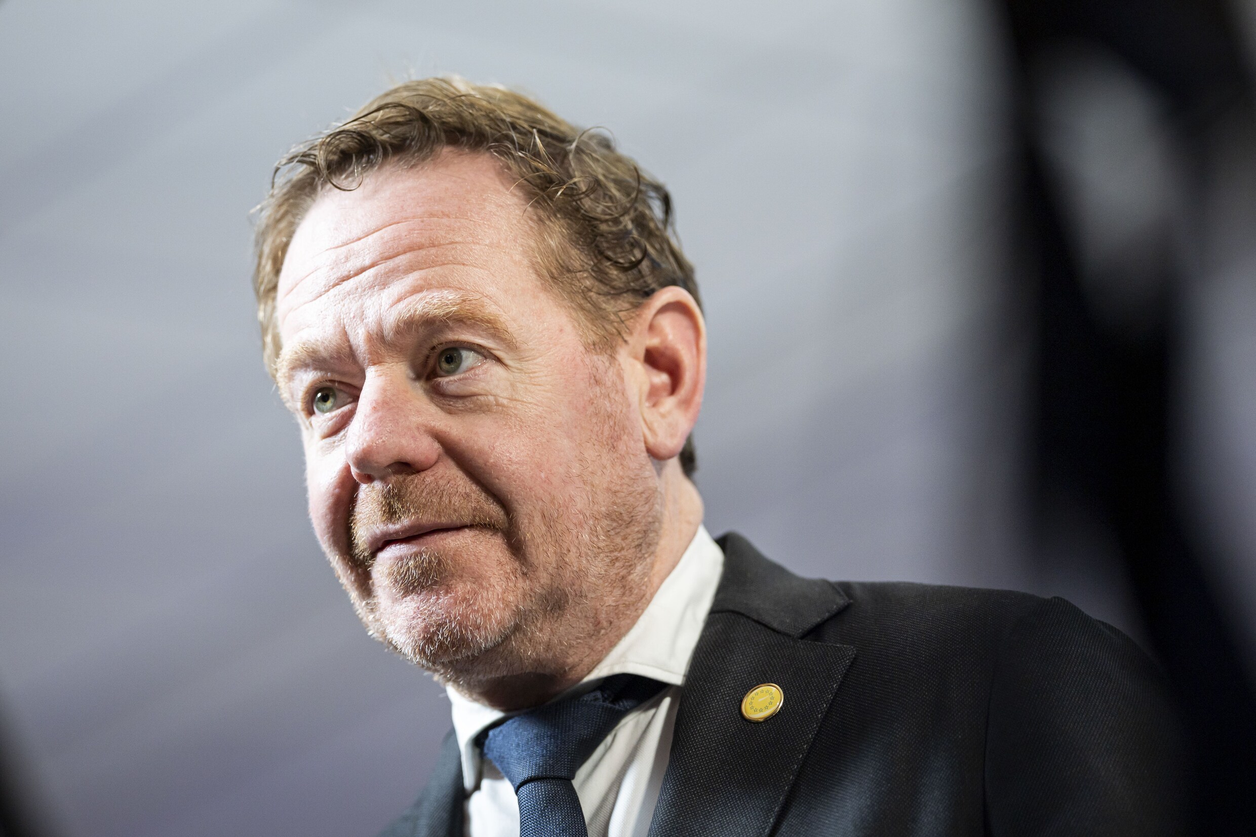 Van Weel loodst de wet die illegaal verblijf strafbaar stelt door de ...