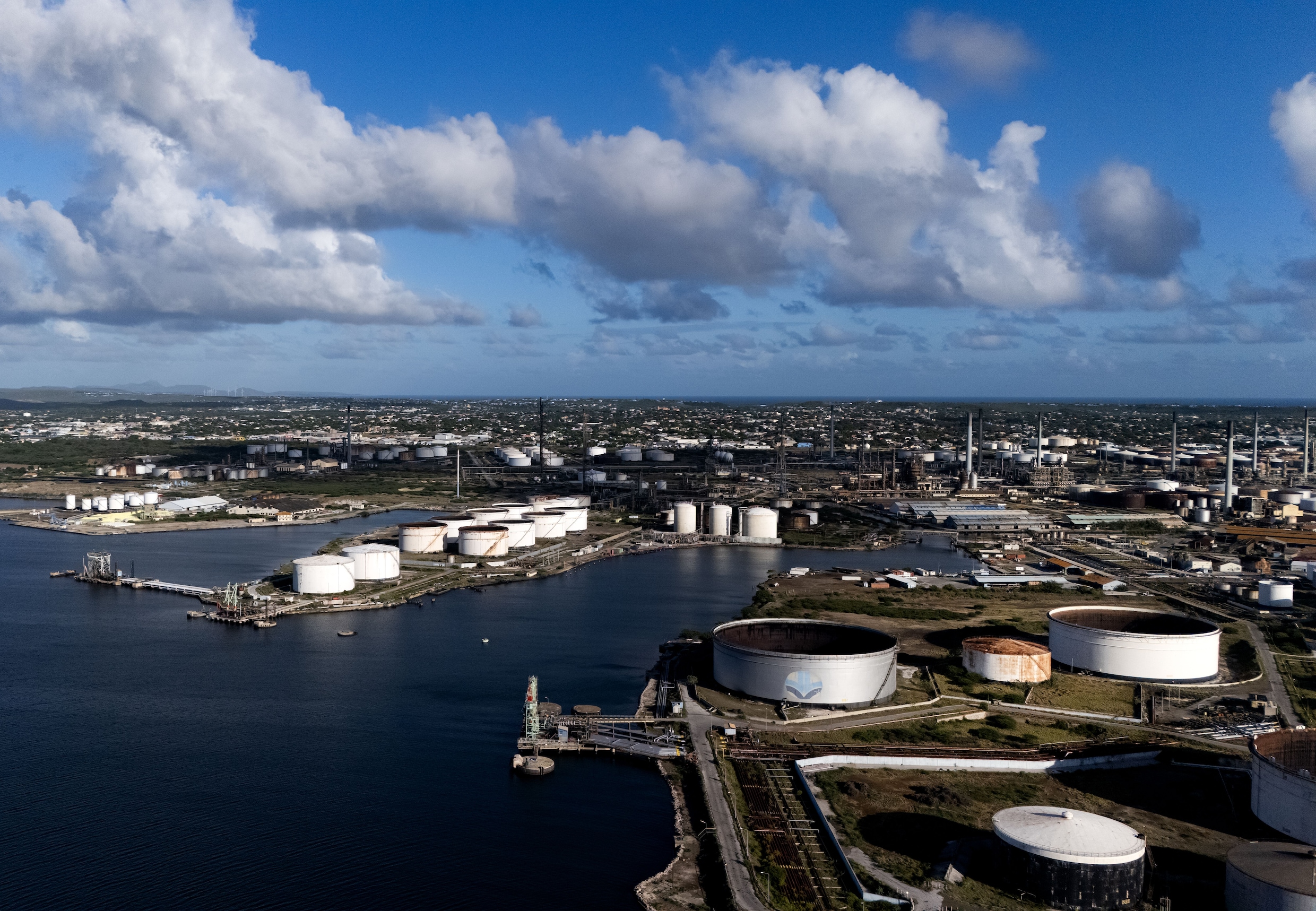 Curaçao gokt op olie uit Venezuela | Trouw