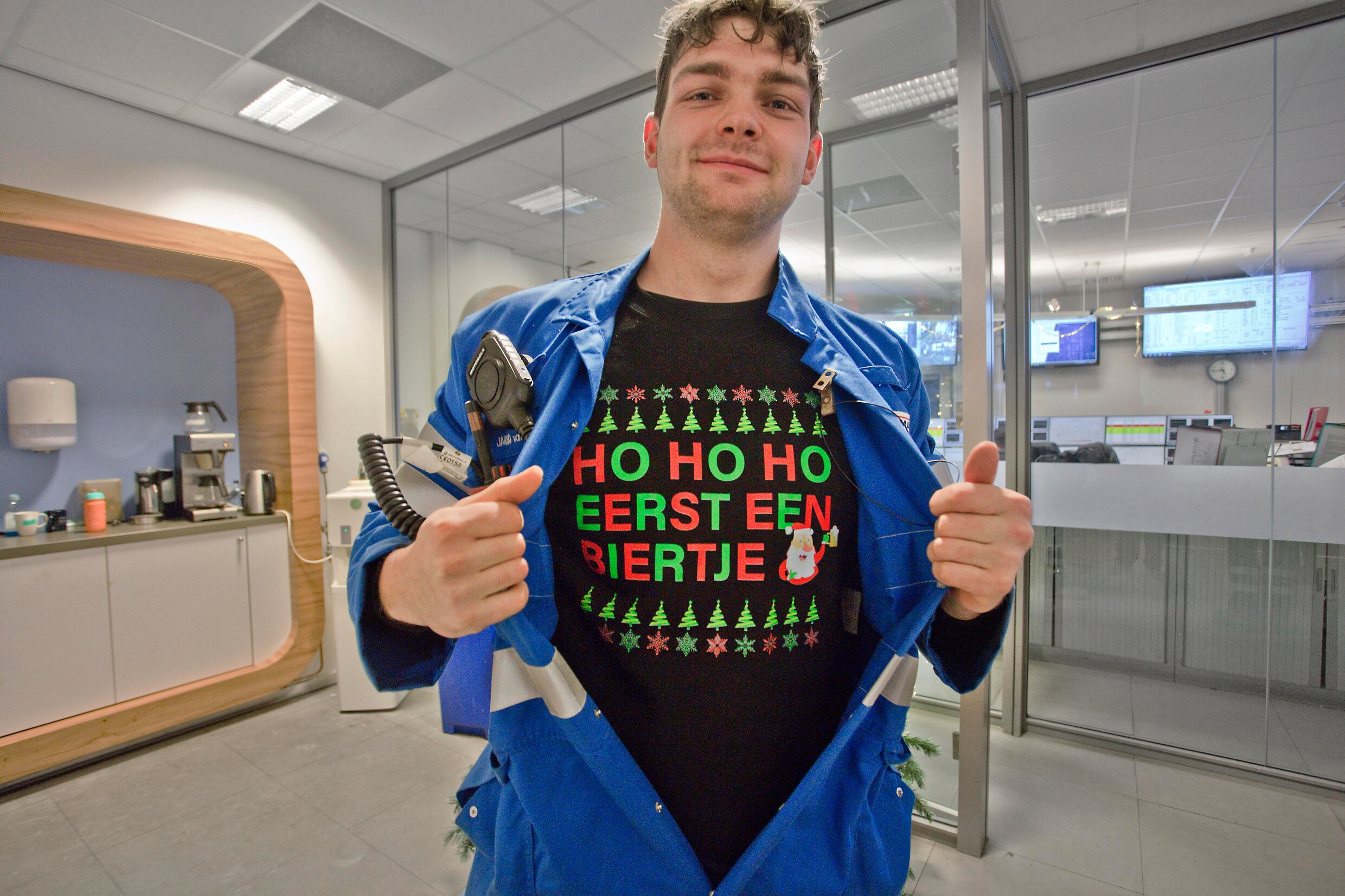 IJspegels aan de installatie, kersttrui onder de overall: in deze ...