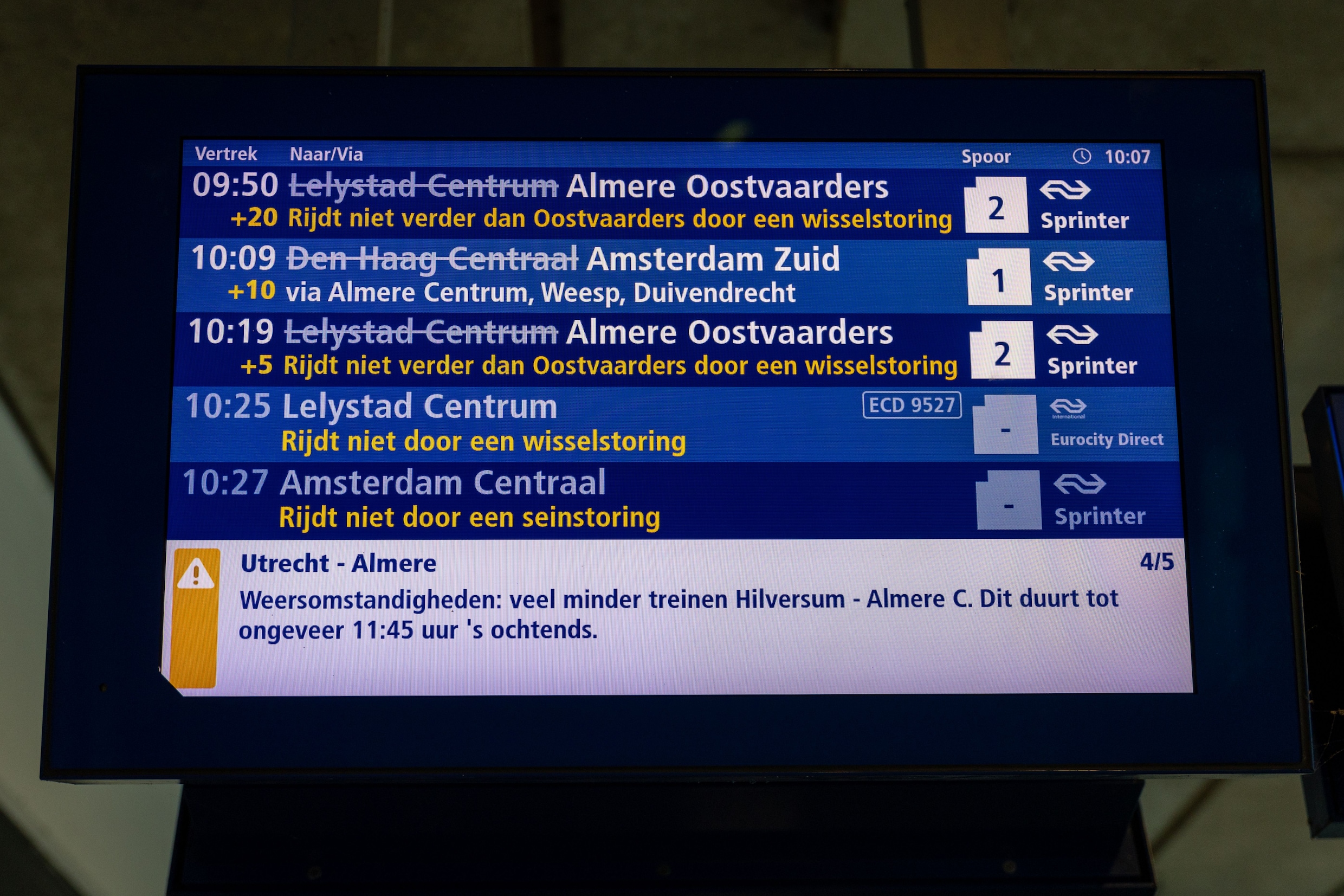 Liveblog weer: Vanaf 10.00 uur weer gestaag treinen, KNMI verwacht ...