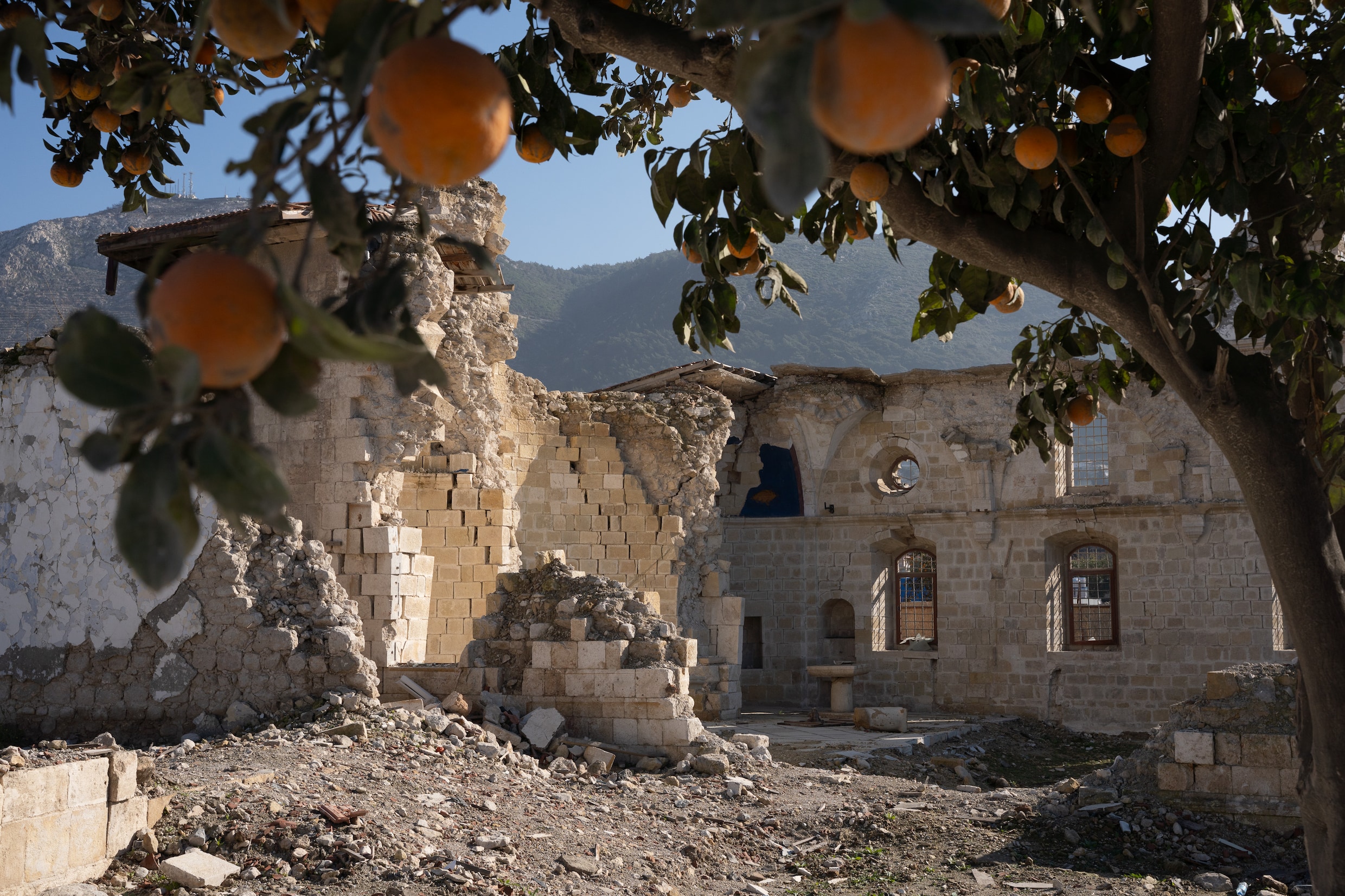 Turkije bouwde razendsnel duizenden nieuwe woningen, maar het regent ...